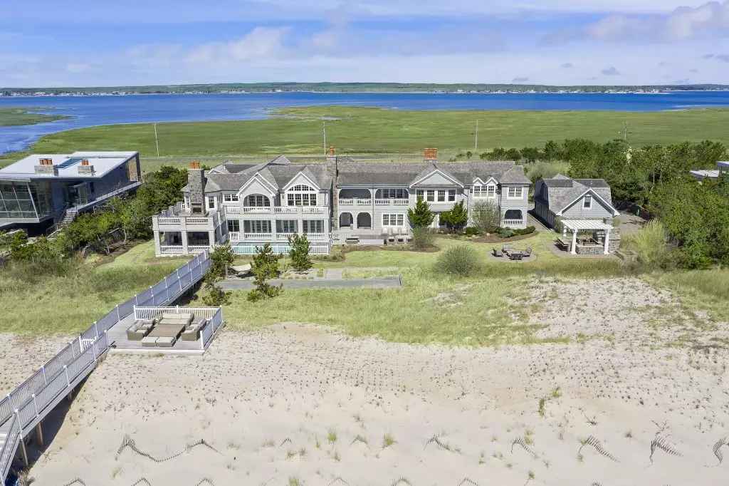 يوفر منتجع Hamptons الذي تبلغ مساحته أربعة أفدنة إمكانية الوصول إلى شاطئ خاص ومسبح بمياه مالحة مقابل 14.5 مليون دولار