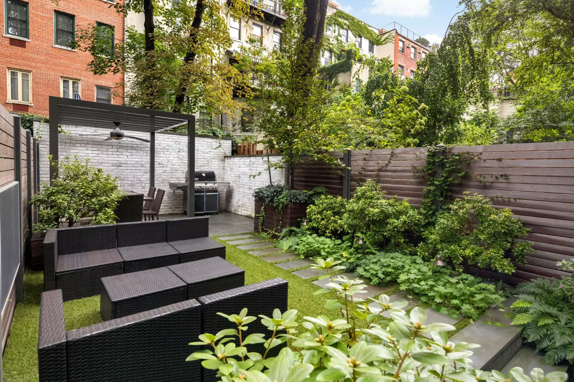 Отремонтированный кооператив Chelsea стоимостью 3,2 миллиона долларов имеет великолепные детали внутри и пышный частный сад. 10048_1