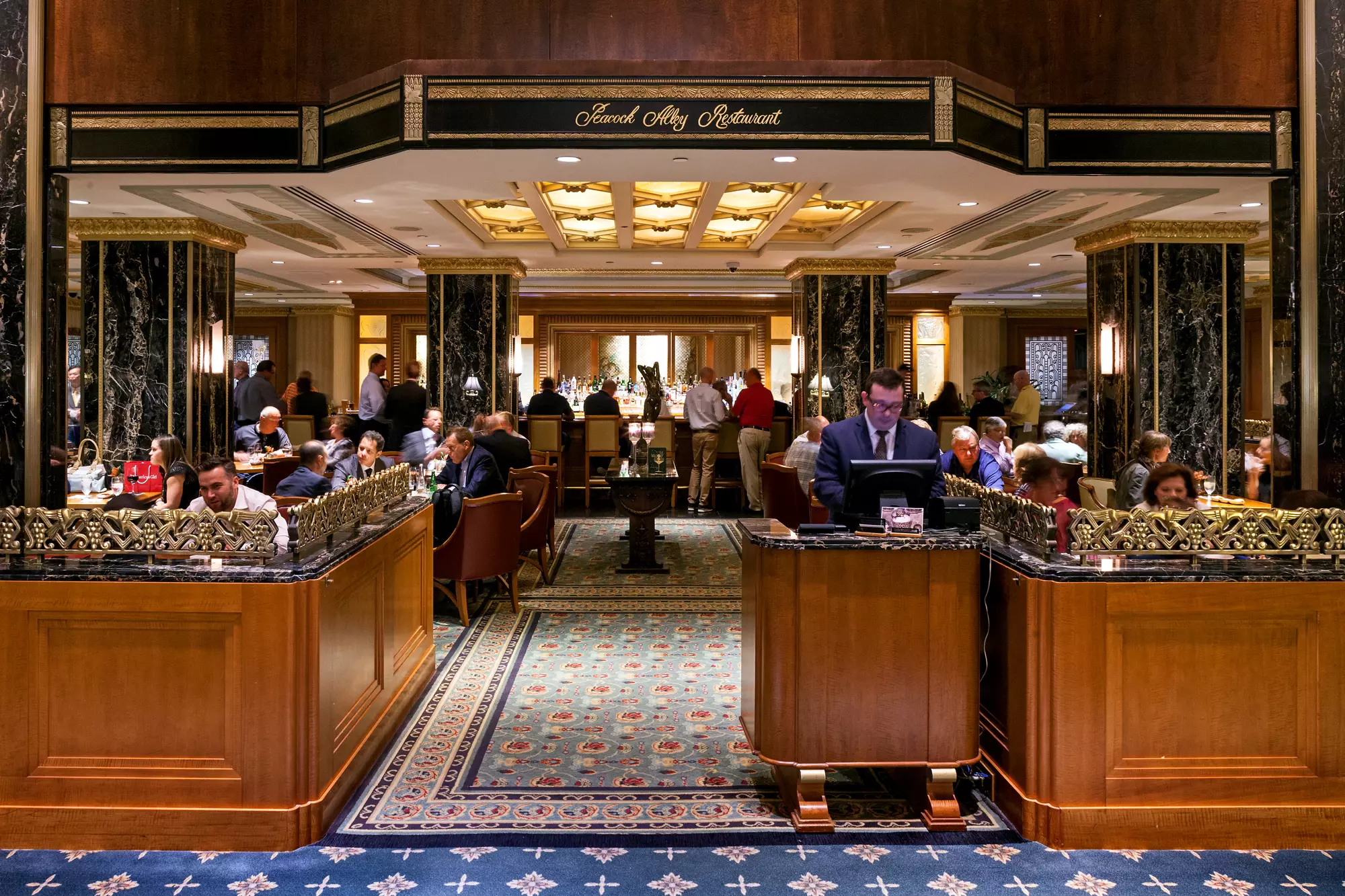 На фотографиях запечатлен исторический гламур отеля Waldorf Astoria до его ремонта. 10238_8