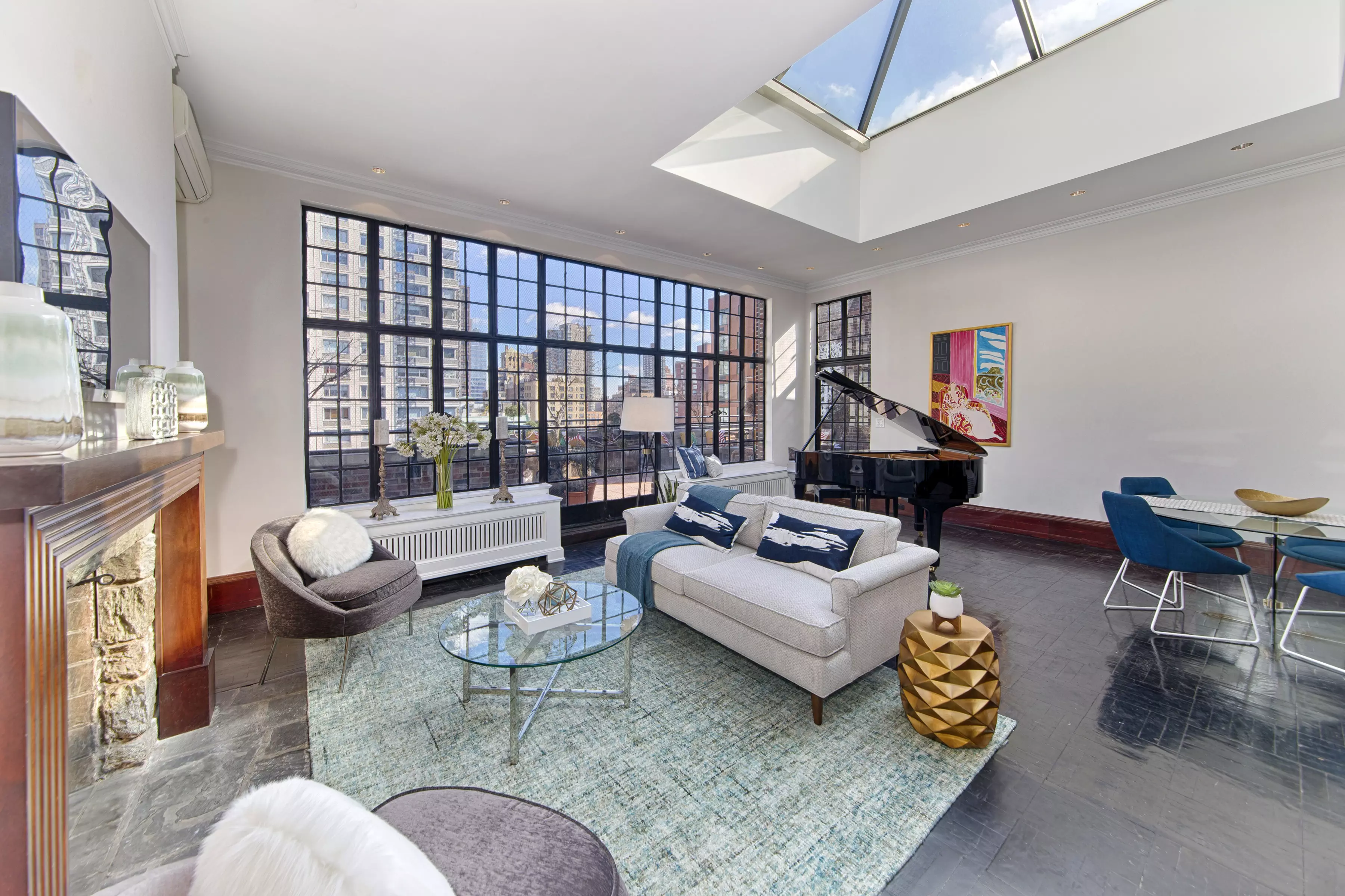 Kining $3.3M Upper East Side penthouse giputos sa mga terrace ug classic casement windows 10366_1