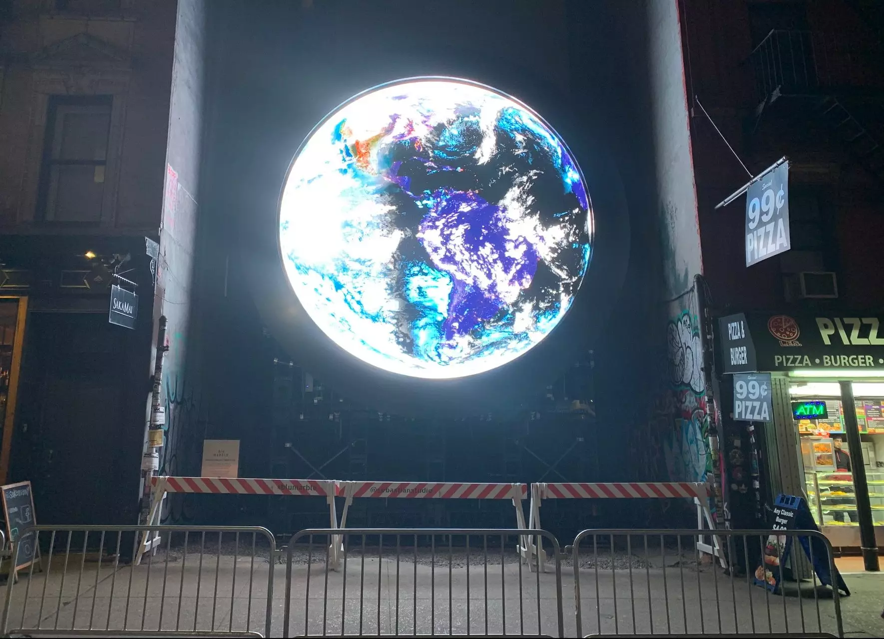 Escultura do Lower East Side de Sebastian Errazuriz transmite imagens de satélite da NASA da Terra 10376_1