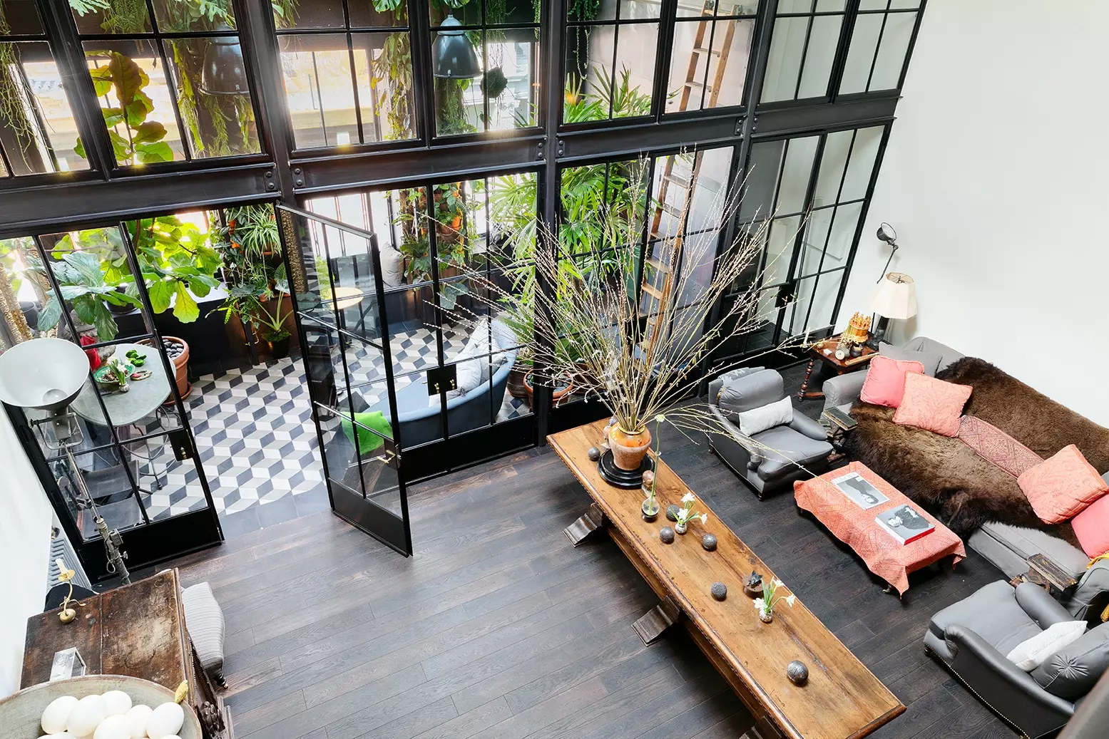 Op maat gemaakte afwerkingen en hangende tuinen creëren een betoverende oase in dit $ 10 miljoen Soho penthouse 10476_1