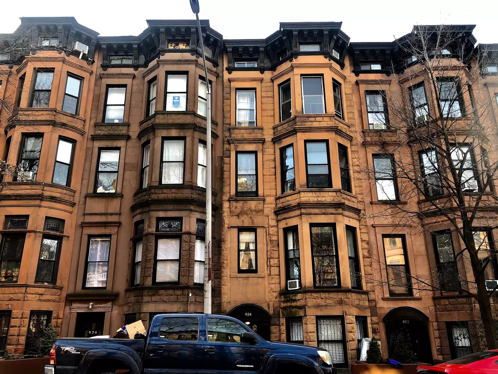 De Blasio aláírja az alagsori lakásátalakítási programját East New Yorkban 10490_1