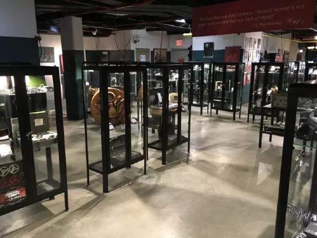 Mii de artefacte de spionaj sovietic sunt expuse la noul Muzeu KGB din Chelsea 10568_2