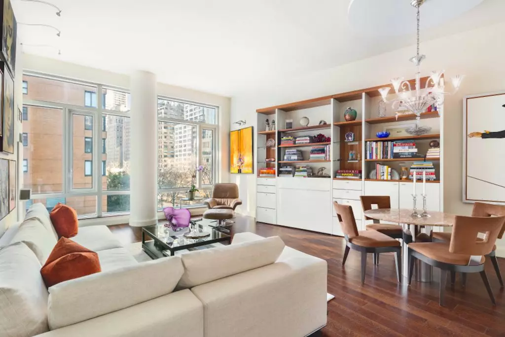 Ѕвездениот оперски тенор Мајкл Фабиано го набројува станот во Battery Park City за 1,2 милиони долари