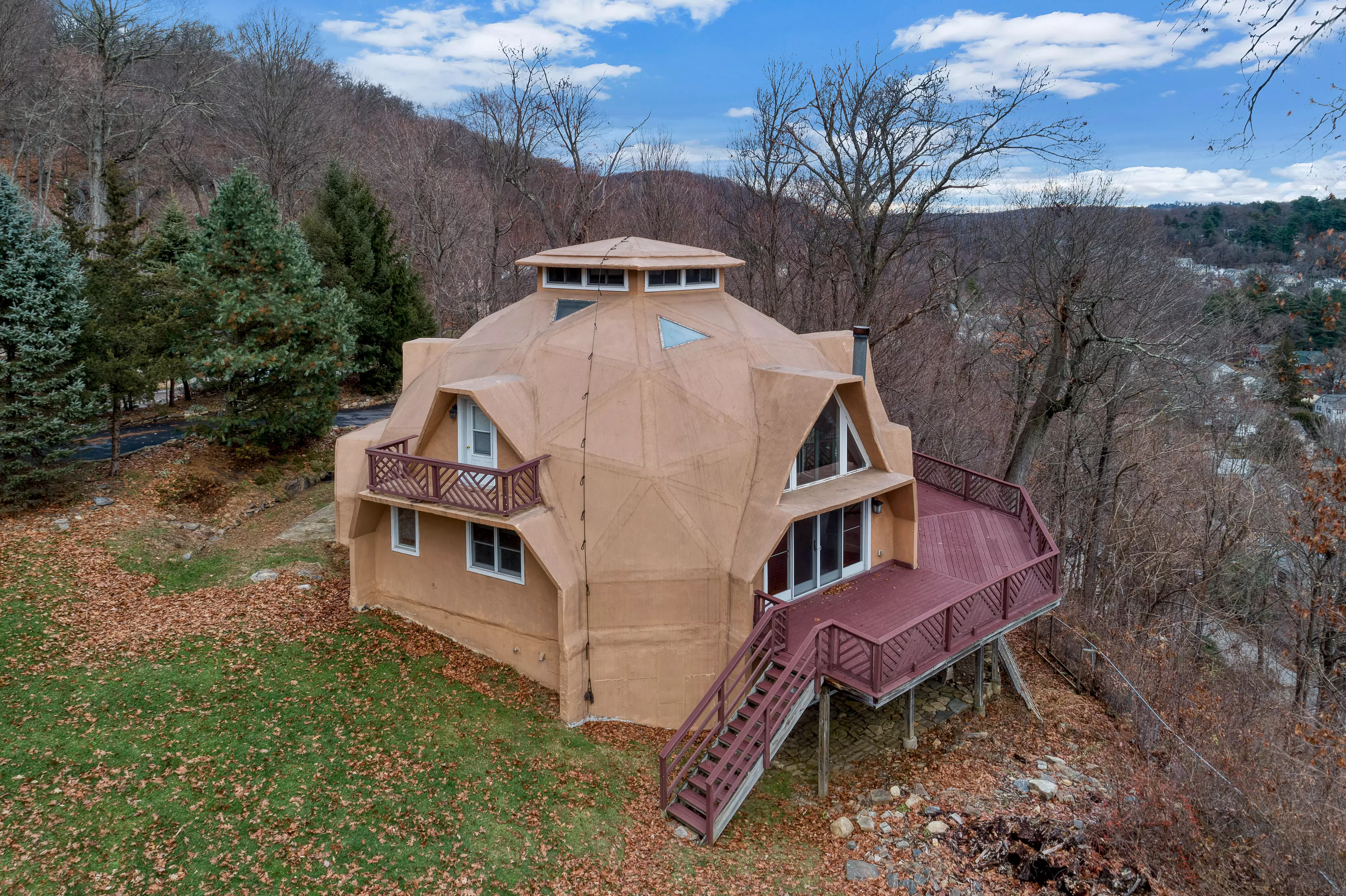 Për 849 mijë dollarë, kjo shtëpi me kupolë gjeodezike në Westchester ofron efikasitet energjie dhe pamje të pafundme 10679_1