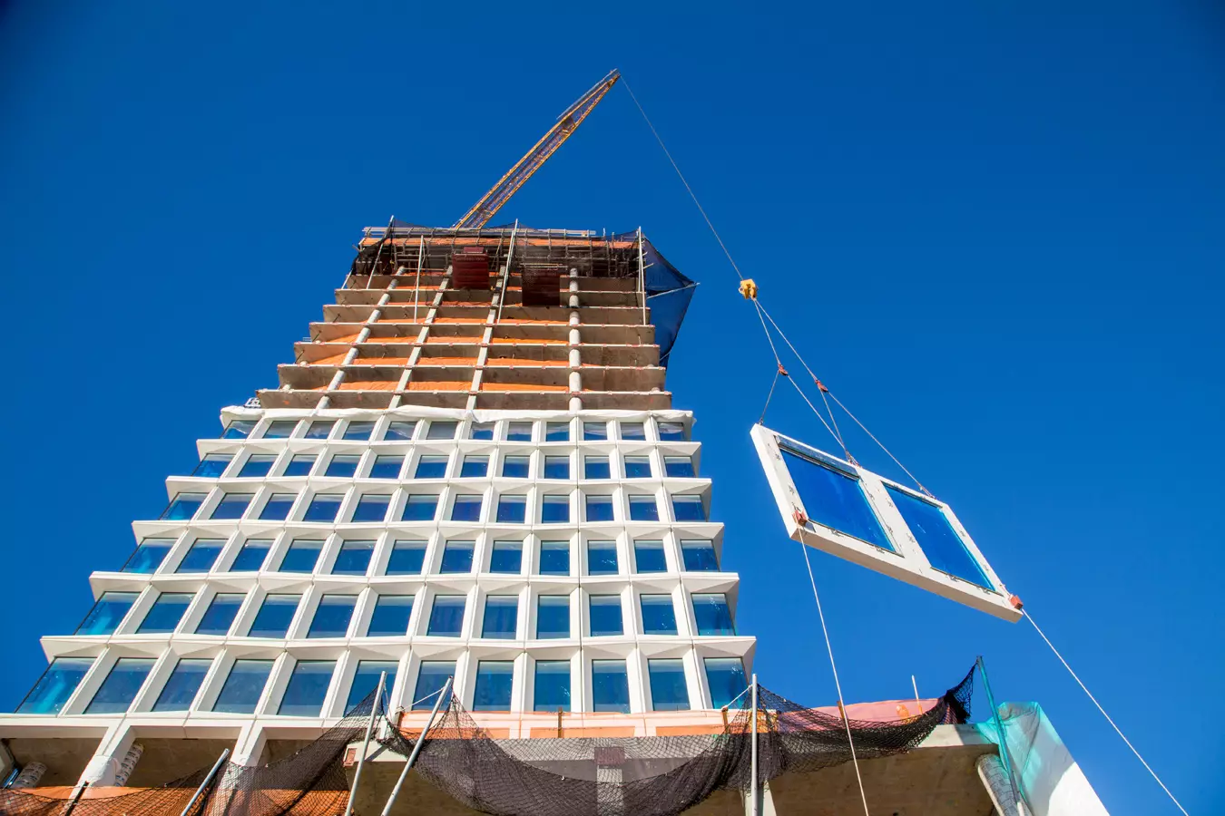 Foto yang menakjubkan menunjukkan menara Domino Sugar COOKFOX mendapat fasad kristalnya 10784_1