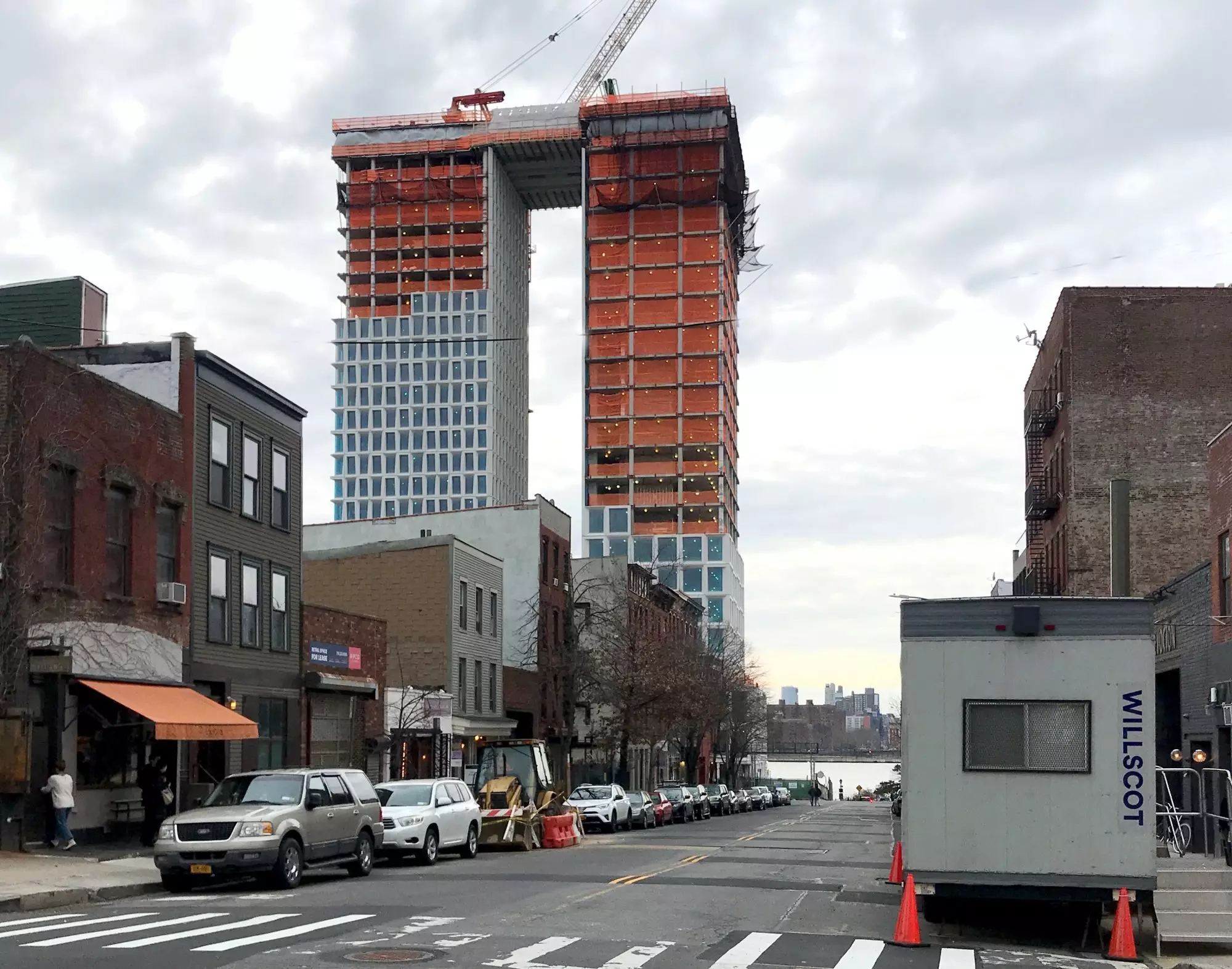 Fotos incríveis mostram a torre Domino Sugar da COOKFOX recebendo sua fachada cristalina 10784_2