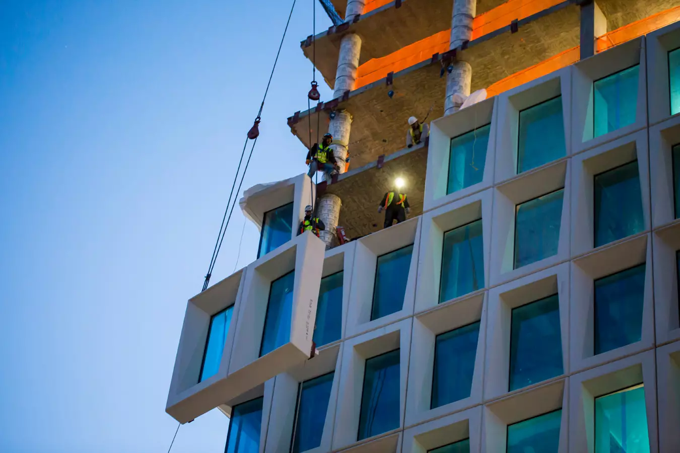 Fantastiske billeder viser COOKFOX's Domino Sugar-tårn, der får sin krystallinske facade 10784_3