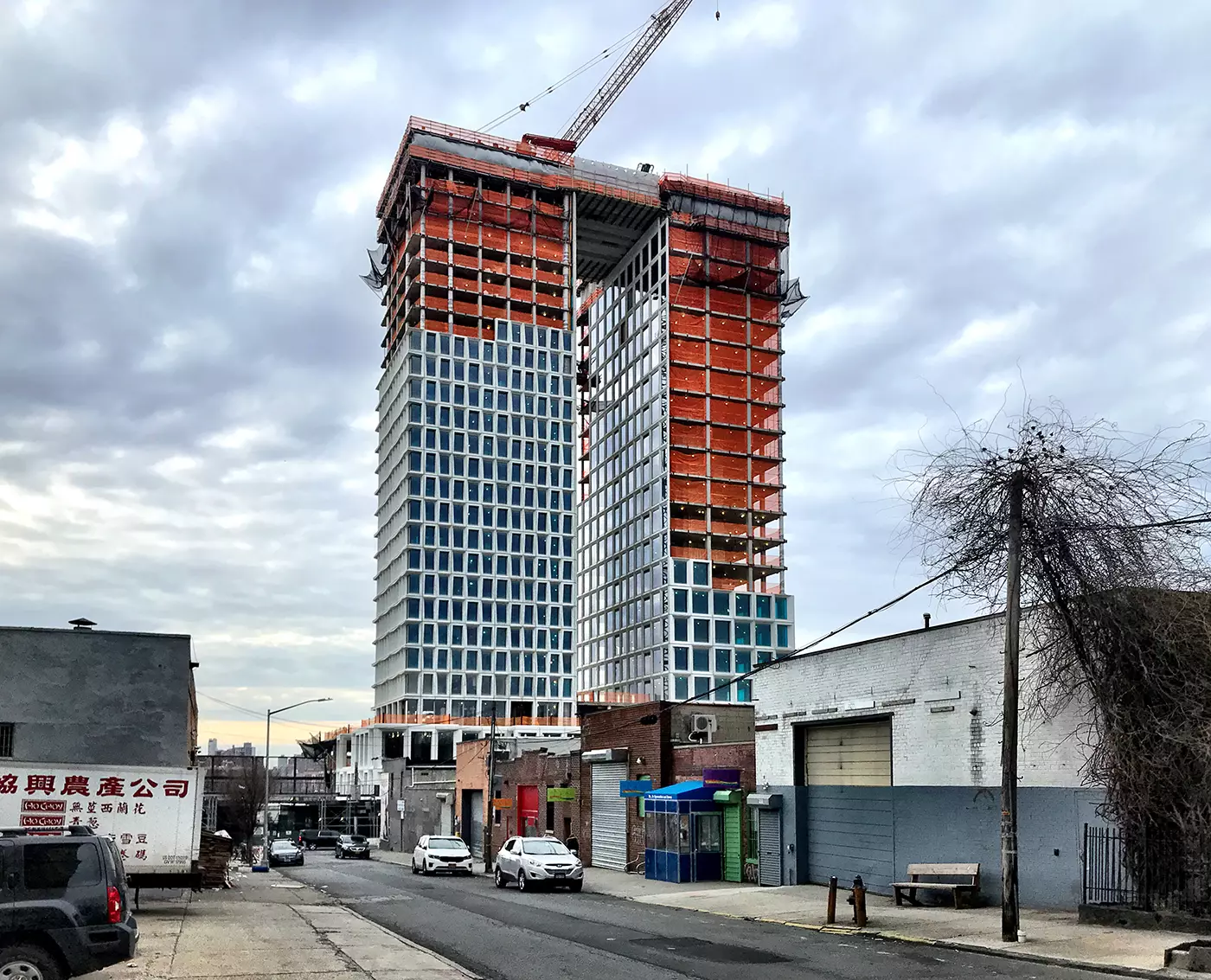 Erstaunliche Fotos zeigen, wie der Domino Sugar Tower von COOKFOX seine kristalline Fassade erhält 10784_9