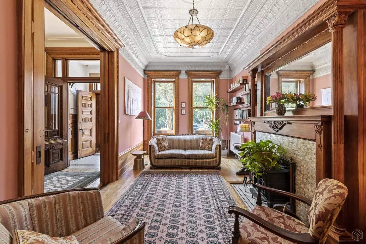 Smukt restaureret victoriansk rækkehus med udsigt over Morris Jumel Mansion kræver 2,8 millioner dollars 10876_1