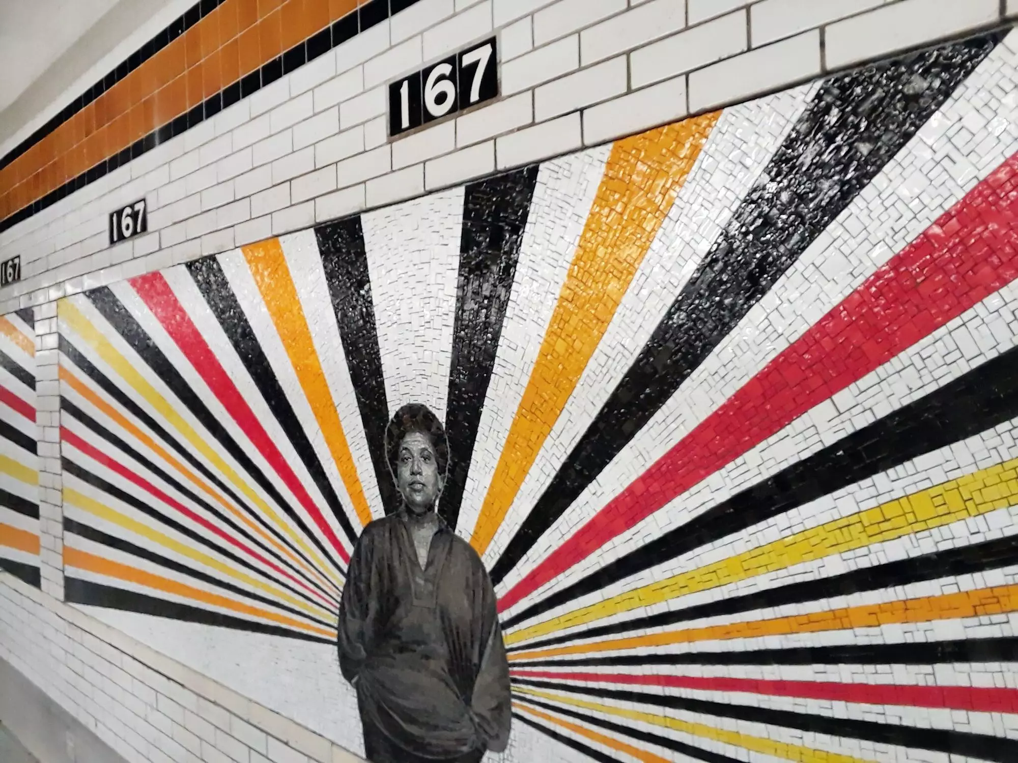 نمادهای برانکس در نقاشیهای دیواری ریکو گاتسون در ایستگاه خیابان ۱۶۷ بازگشایی شده نور میتابانند. 10951_1
