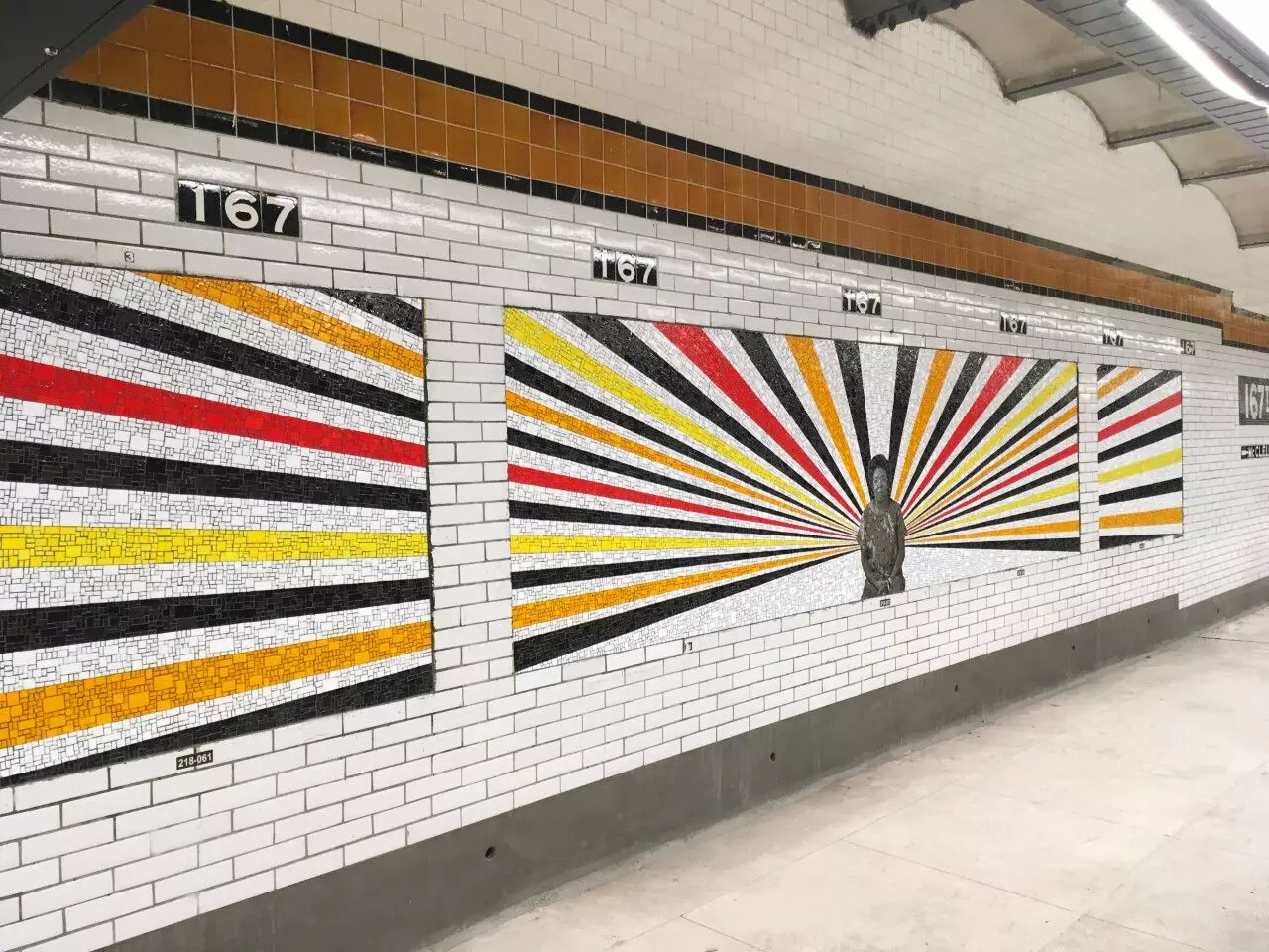 نمادهای برانکس در نقاشیهای دیواری ریکو گاتسون در ایستگاه خیابان ۱۶۷ بازگشایی شده نور میتابانند. 10951_3