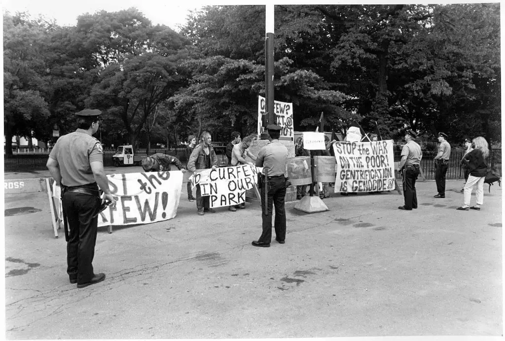 Potenco al la homoj: Rerigardante la historion de publikaj protestoj en NYC-Parkoj 11005_7