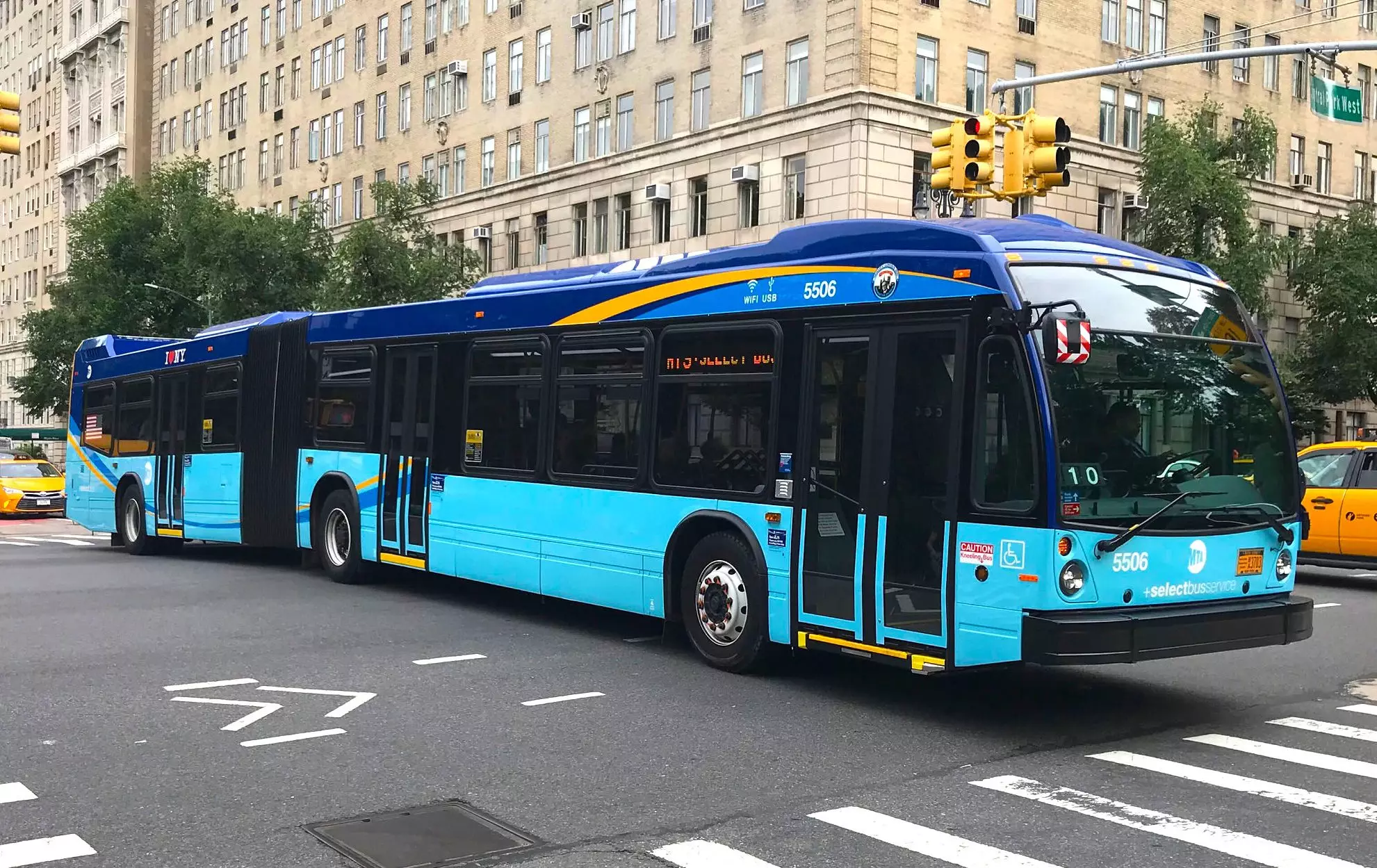 De Blasio slibuje zvýšení rychlosti autobusů NYC a počtu vyhrazených jízdních pruhů 11067_1