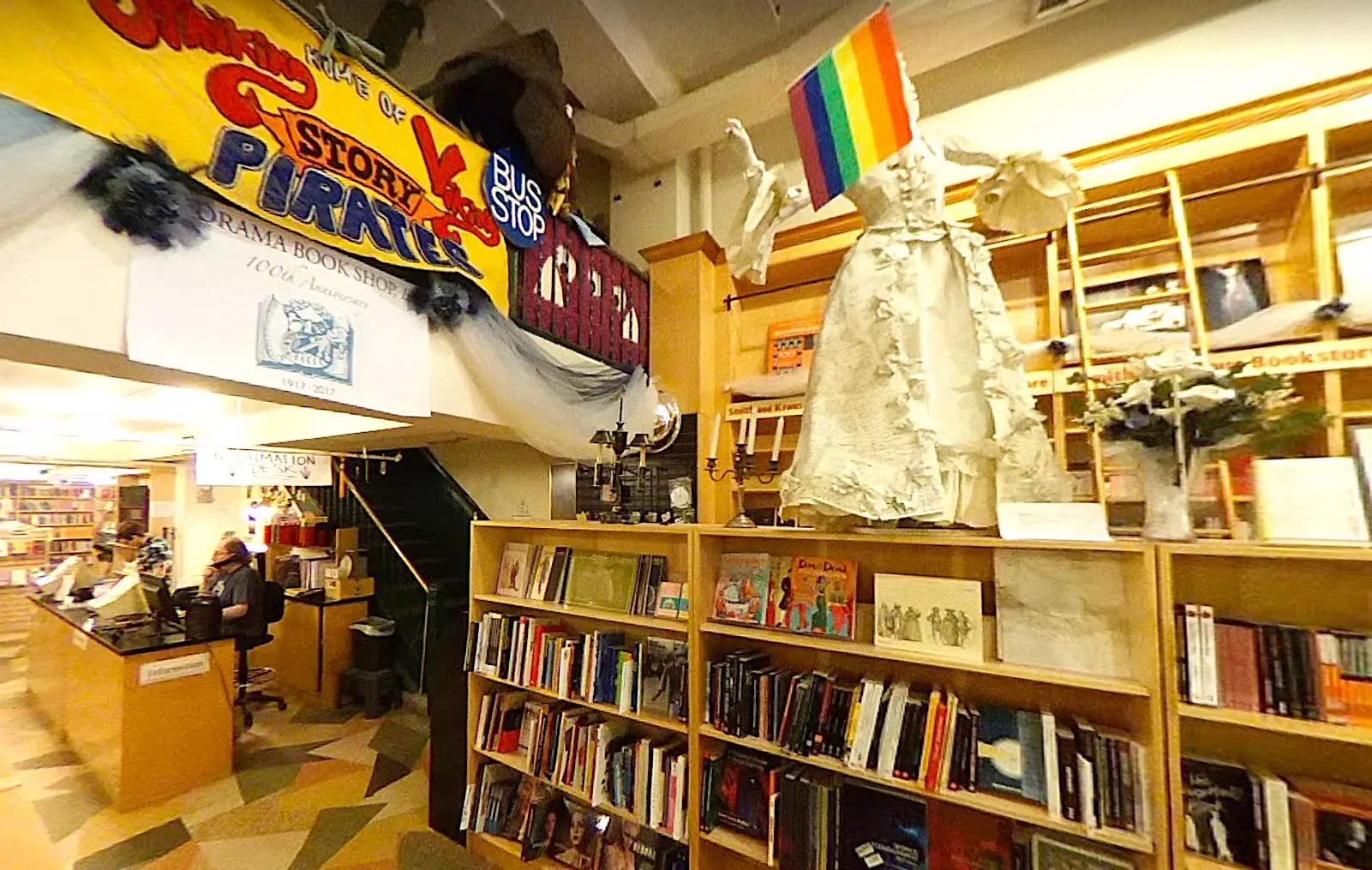 Lin-Manuel Miranda a NYC sa spojili, aby zachránili 100-ročný Drama Book Shop v Theatre District 11095_1