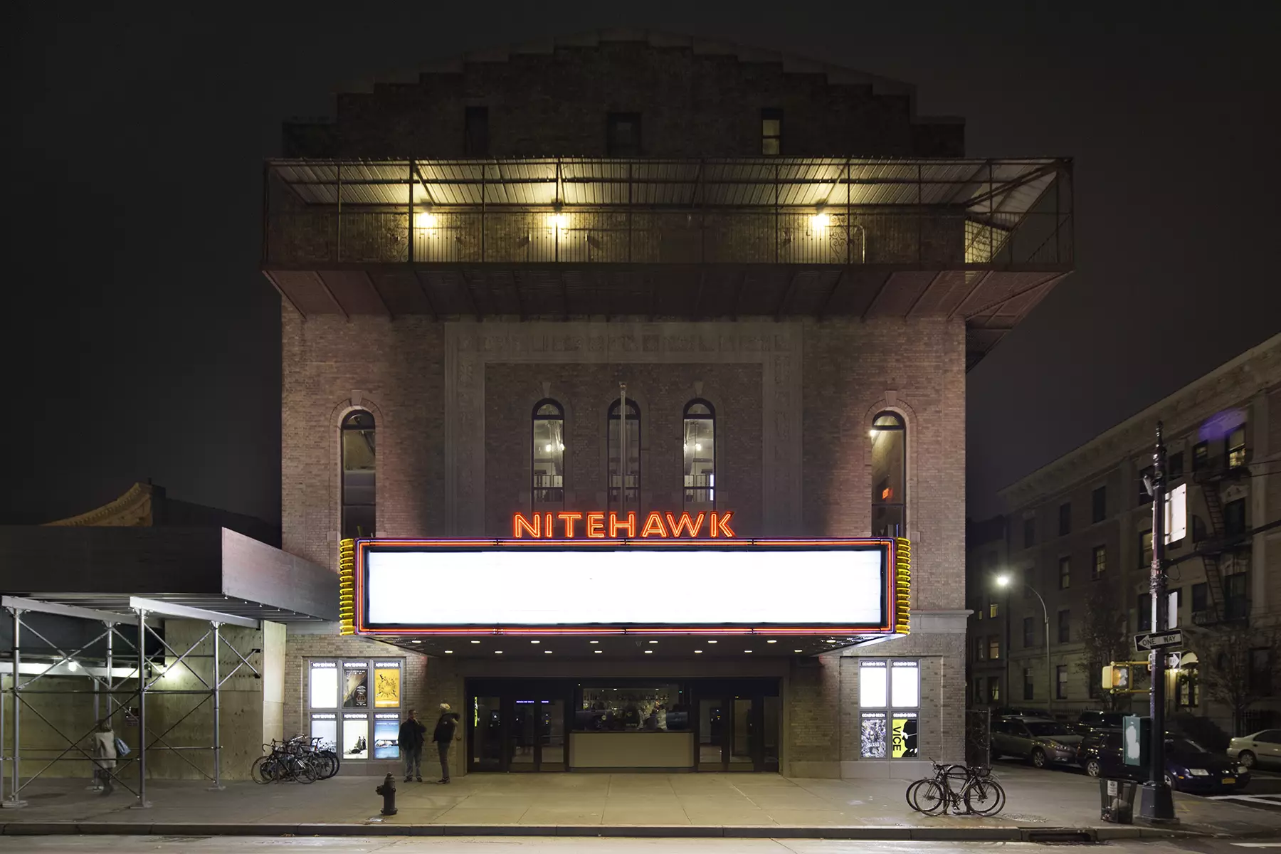 Nitehawk Cinema bu hafta Park Slopeda 7 ta teatr va Prospect Park manzarali bar bilan ochiladi. 11264_1
