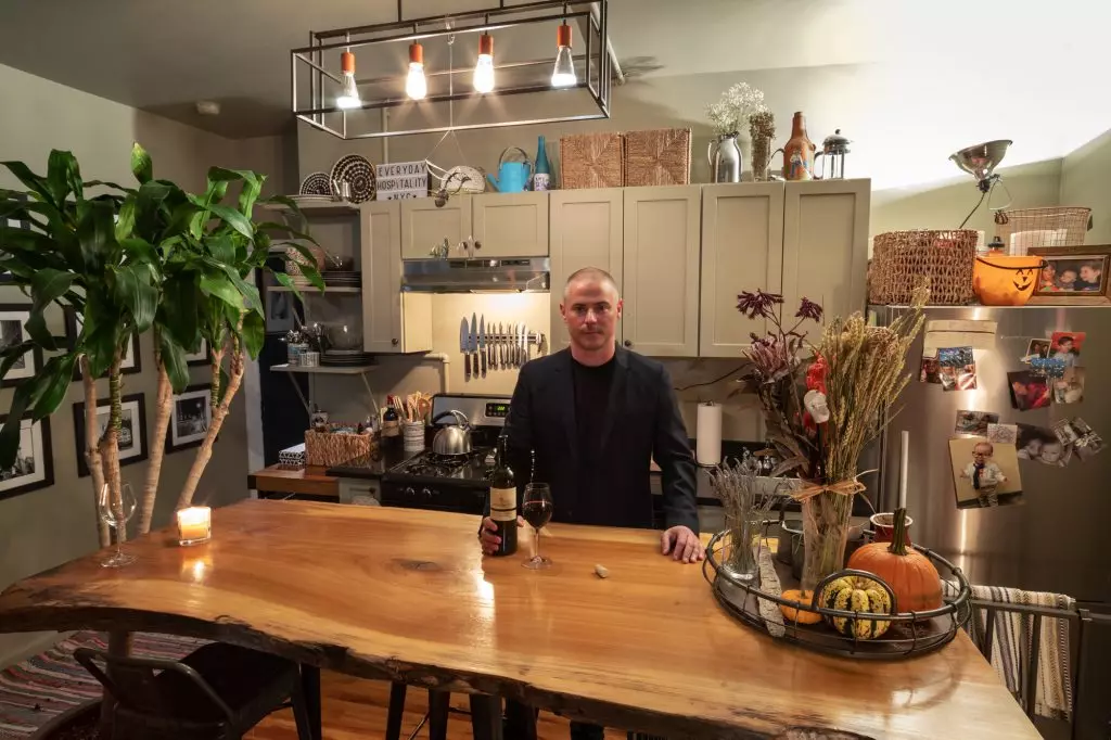 ကျွန်ုပ်၏ 1,600 စတုရန်းပေ- Adam Elzer သည် သူ့ကိုယ်ပိုင် East Village Pizzeria ထက်တွင် နေထိုင်ရခြင်းကို မျှဝေပါသည်။