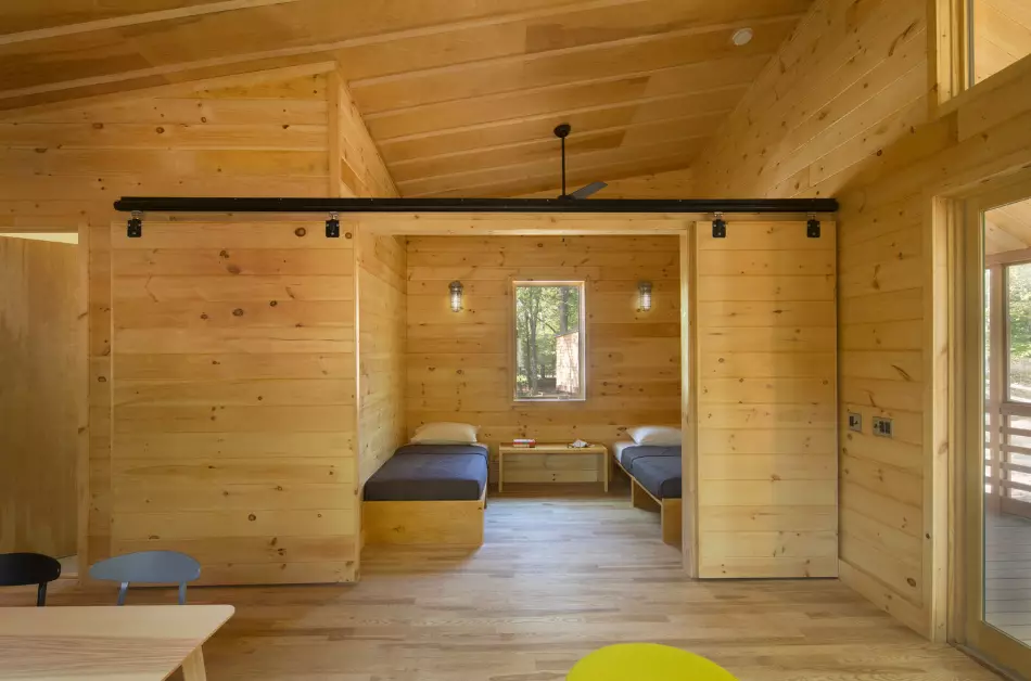 新しいロングアイランドのキャンプキャビンは、州立公園にモダンで高品質で手頃なデザインをもたらします 11516_4