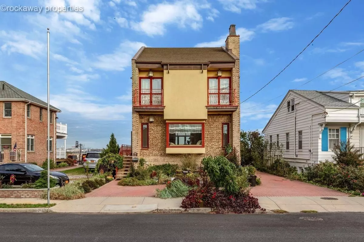 Gaudy Rockaway ቤት ለዓይን መውጣት $2.5M ይዘረዝራል። 11681_1