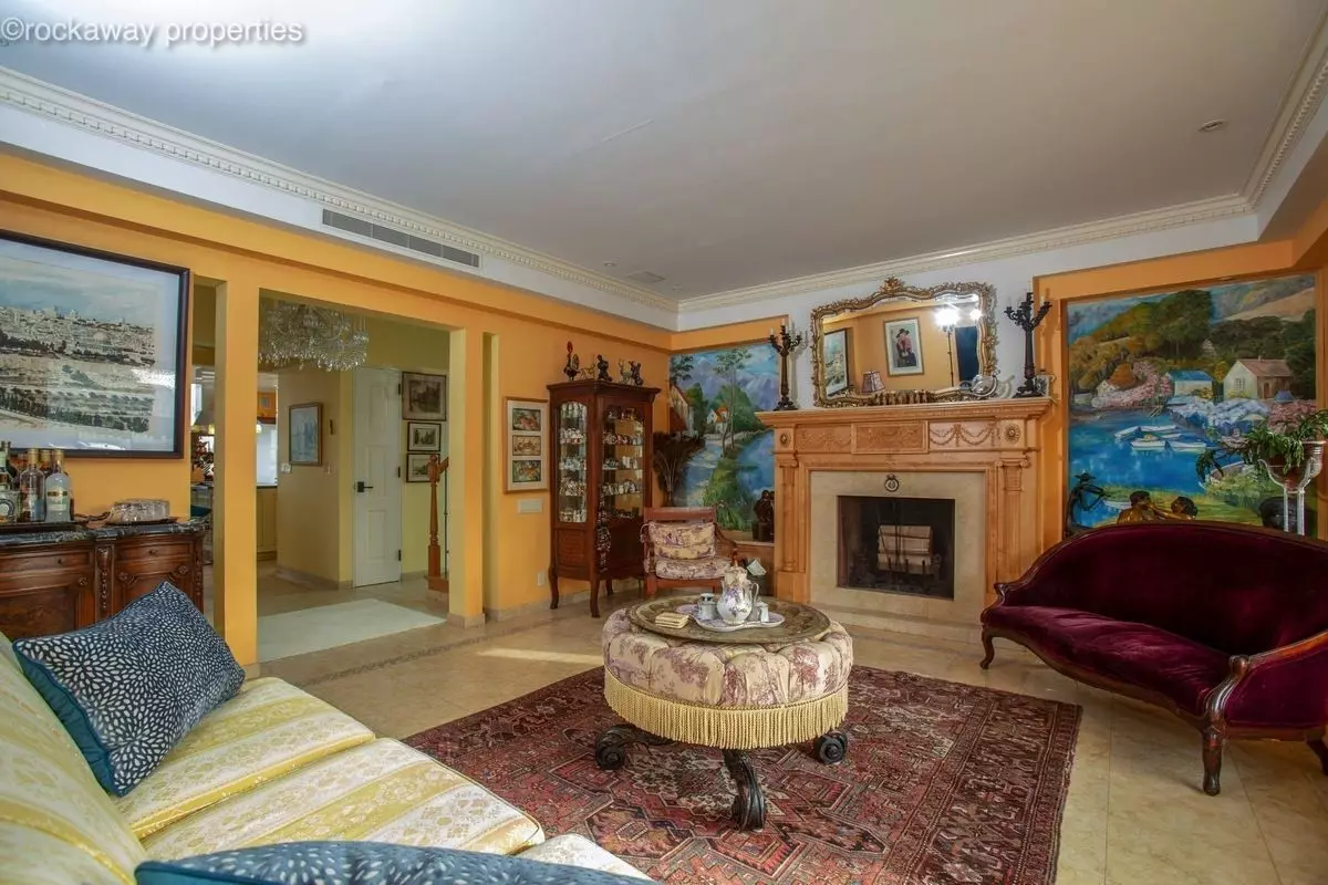 Gaudy Rockaway ቤት ለዓይን መውጣት $2.5M ይዘረዝራል። 11681_2