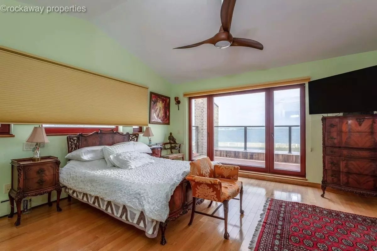 Gaudy Rockaway ቤት ለዓይን መውጣት $2.5M ይዘረዝራል። 11681_6