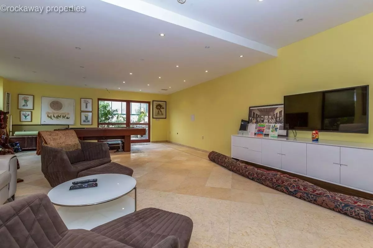 Gaudy Rockaway ቤት ለዓይን መውጣት $2.5M ይዘረዝራል። 11681_7