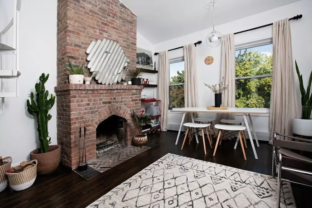 Stór múrsteinn arinn hitar þessa $900K Boerum Hill íbúð 11785_1