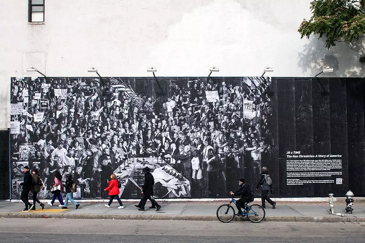 Artisti JR merr përsipër Houston Bowery Wall me një mural që nxit mendimin rreth armëve në Amerikë 11809_1