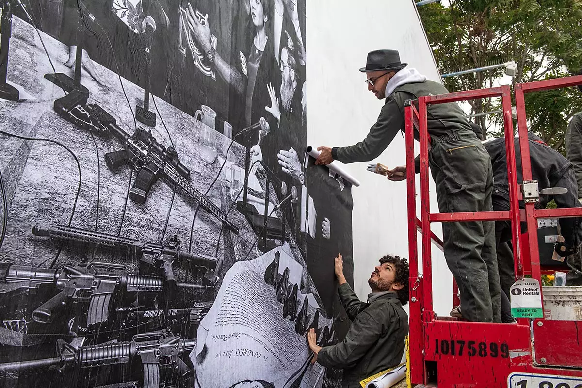 Artisten JR tar over Houston Bowery Wall med et tankevekkende veggmaleri om våpen i Amerika 11809_2
