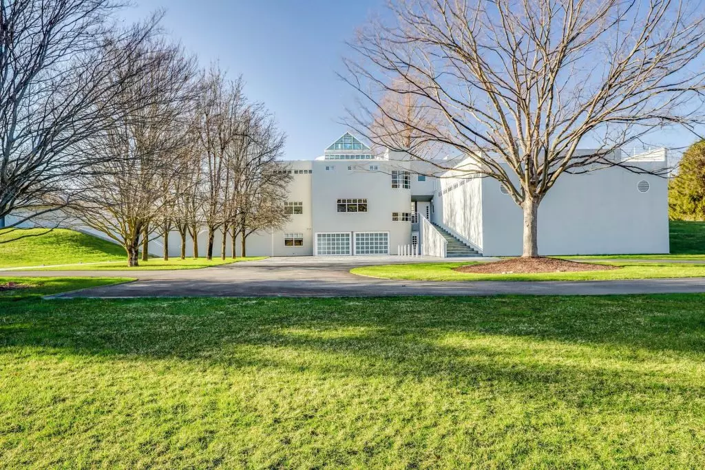 راکت و لباس شنا خود را به این خانه 5 میلیون دلاری به سبک معاصر NJ دهه 90 توسط گواتمی سیگل بیاورید.