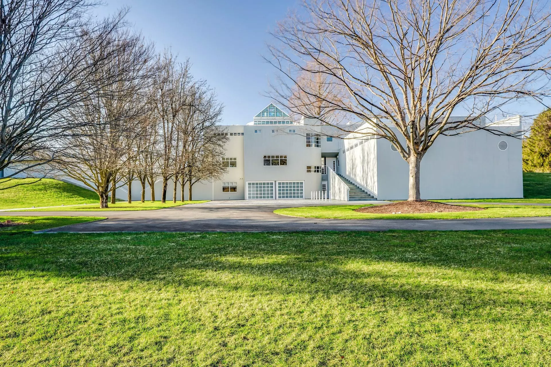 Ta med racketen og badedrakten til dette $5M 90-talls moderne NJ-hjemmet av Gwathmey Siegel 1182_1