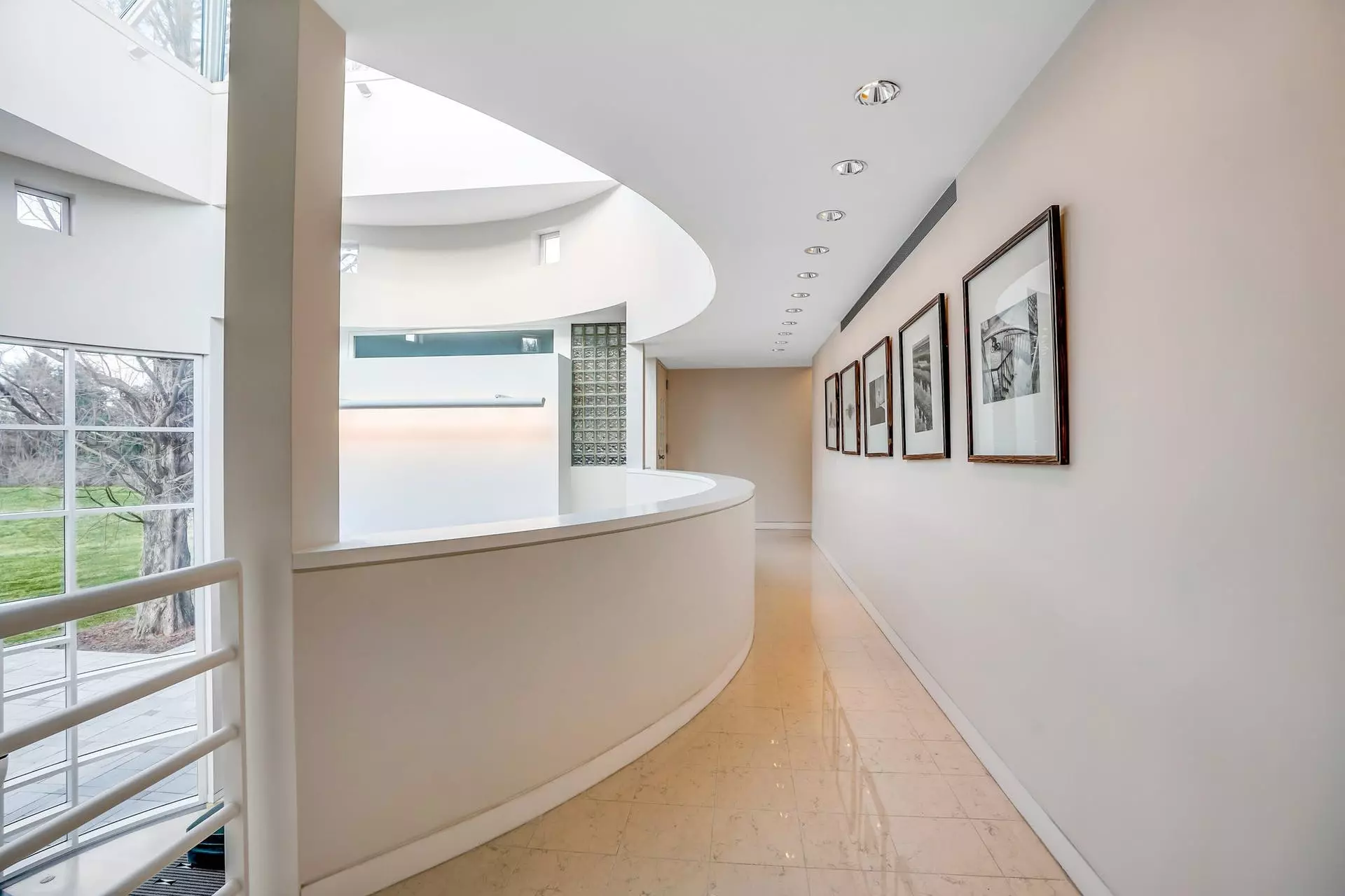 Tooge oma reket ja ujumistrikoo sellesse 5 miljonit dollarit maksvasse 90ndate kaasaegse NJ koju, mille autor on Gwathmey Siegel 1182_11