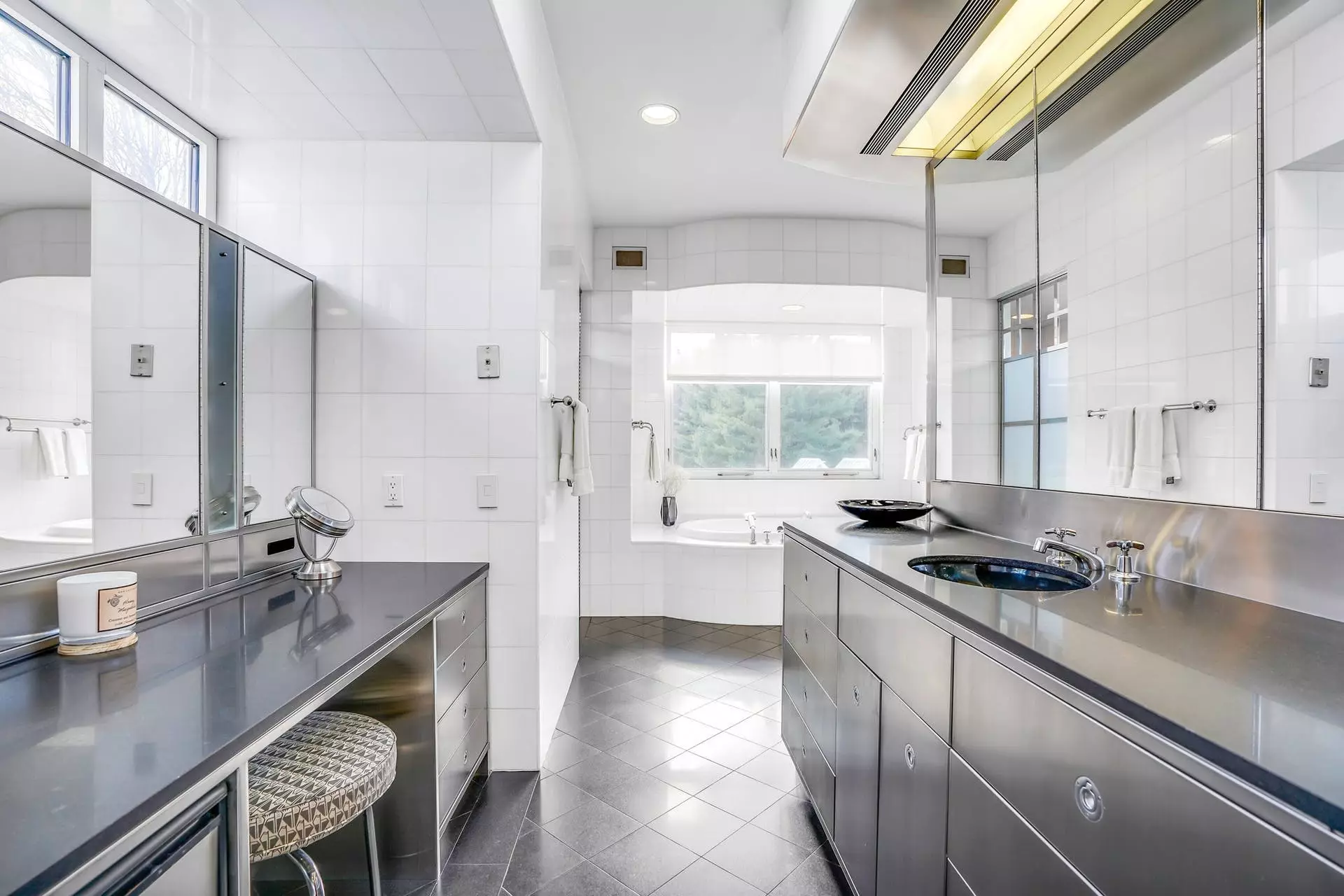 Ta med racketen og badedrakten til dette $5M 90-talls moderne NJ-hjemmet av Gwathmey Siegel 1182_13