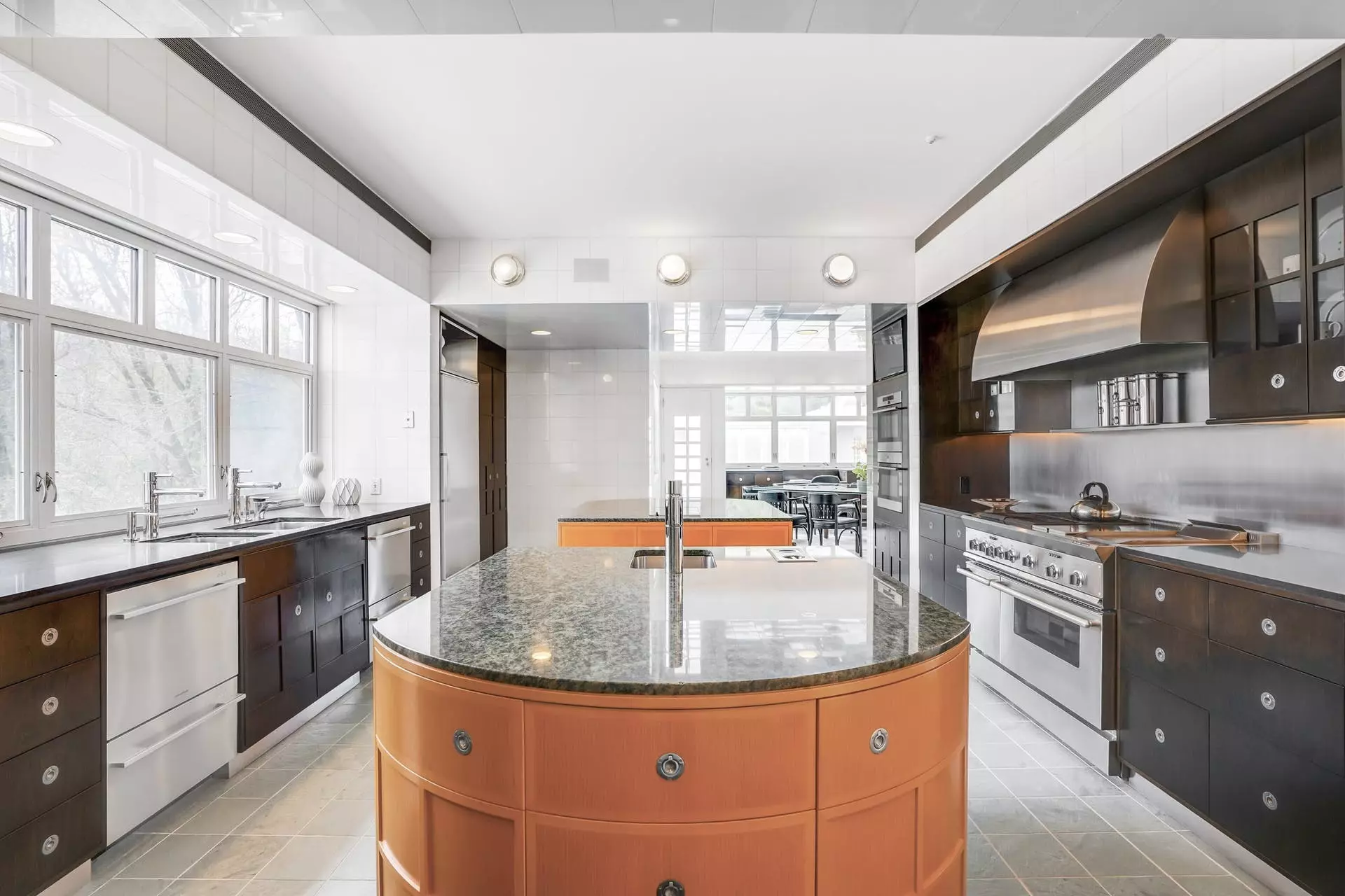 Ta med racketen og badedrakten til dette $5M 90-talls moderne NJ-hjemmet av Gwathmey Siegel 1182_7