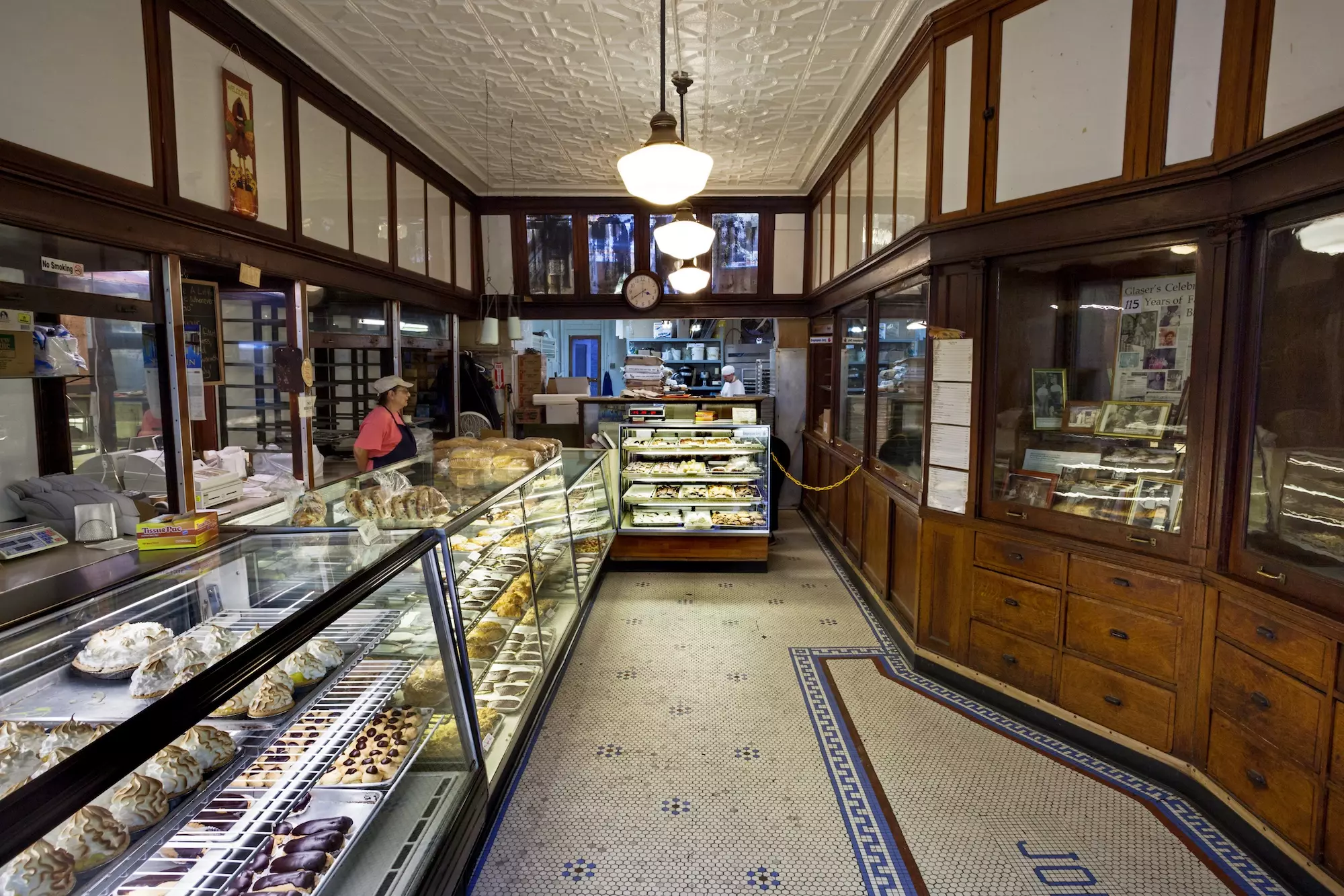 فضای داخلی کامل مغازه نانوایی گلسر 116 ساله به فروش می رسد 11877_3