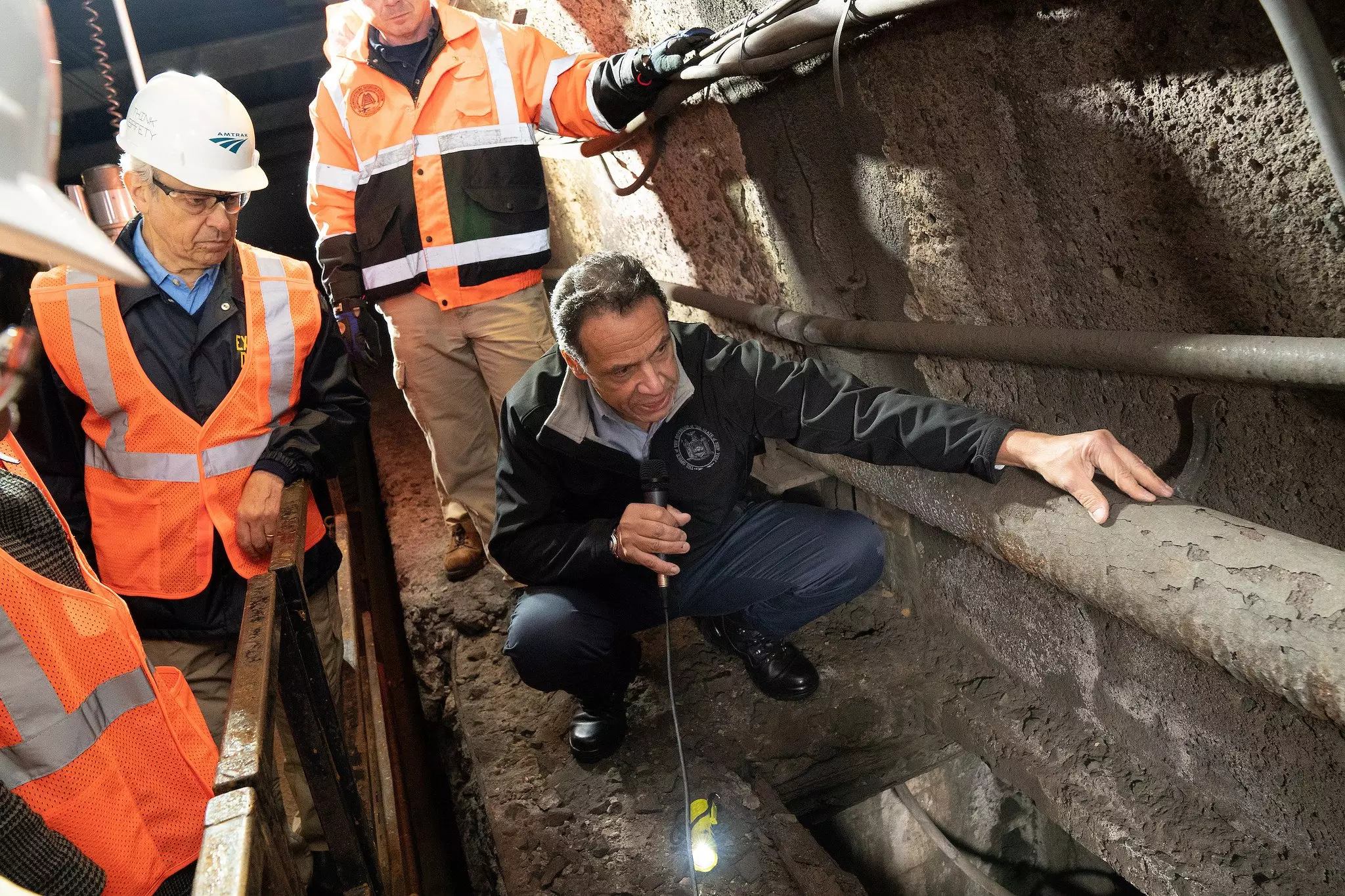Cuomo bezoekt Hudson River-tunnel om ernstige schade aan het licht te brengen en roept Trump op om financiering 11927_1