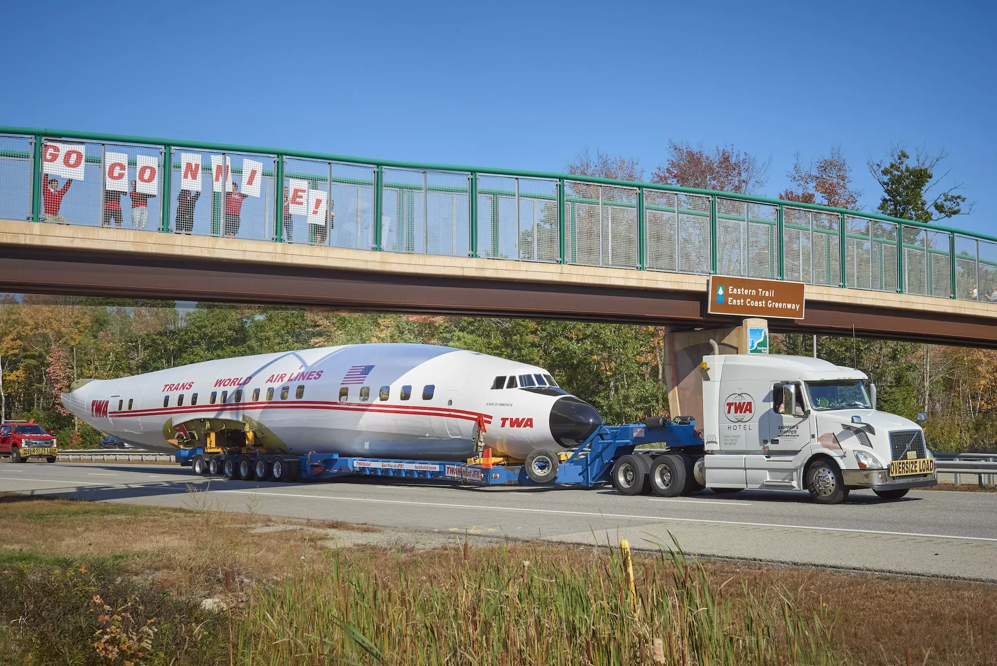 Вижте салона на хотел TWA, превърнат в самолет за коктейли, направете 300-милното пътуване до JFK с камион за теглене 11967_1