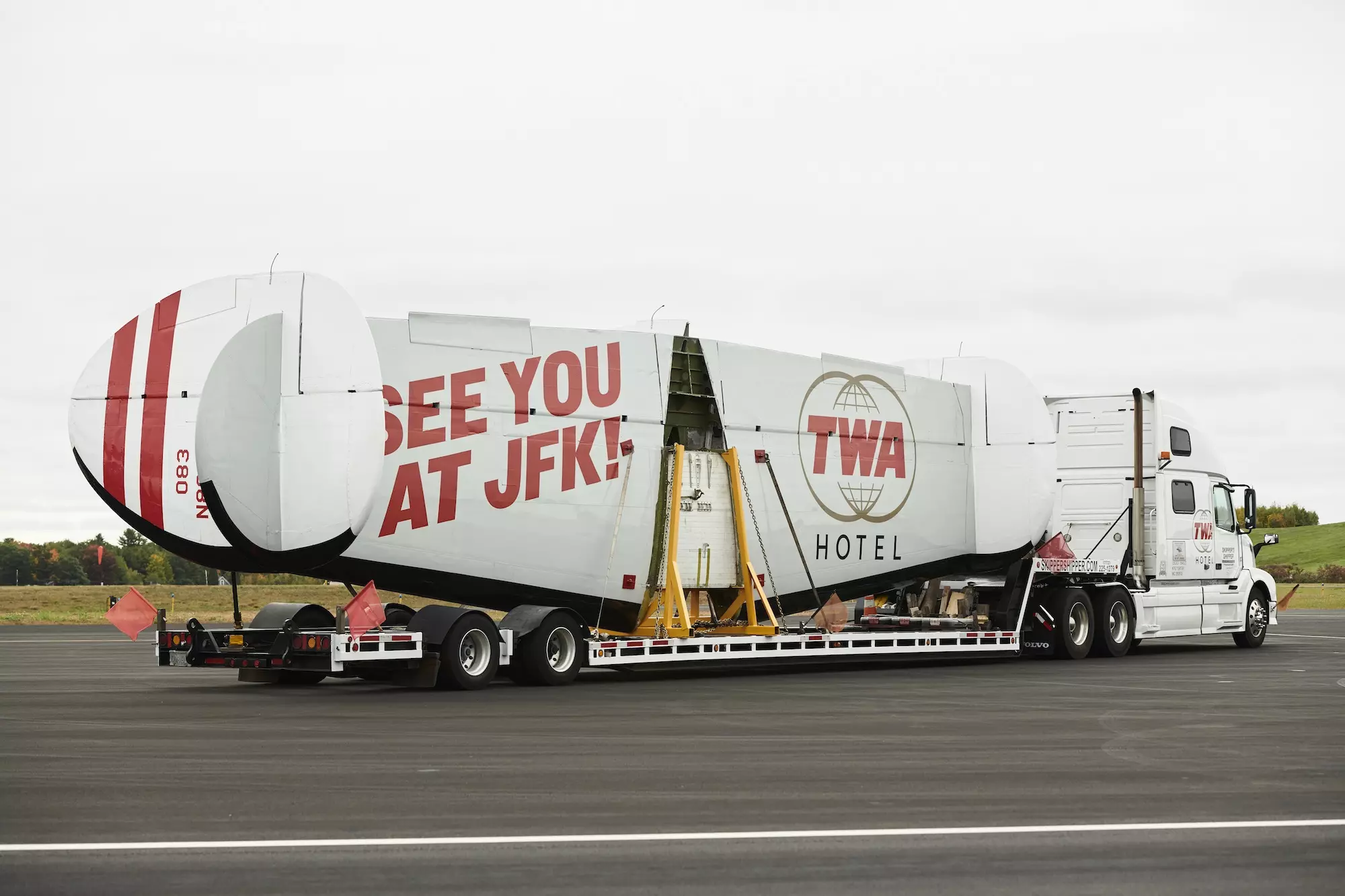 Вижте салона на хотел TWA, превърнат в самолет за коктейли, направете 300-милното пътуване до JFK с камион за теглене 11967_4