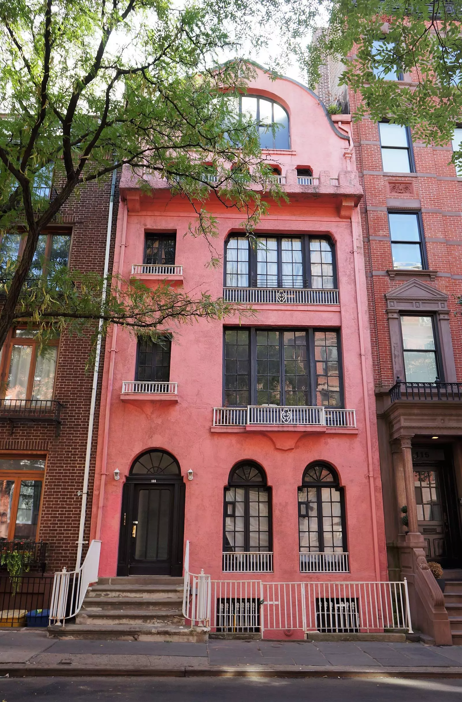 Village iemīļotā rozā pilsētas māja ir iekļauta 11 miljonu dolāru vērtībā 11969_3