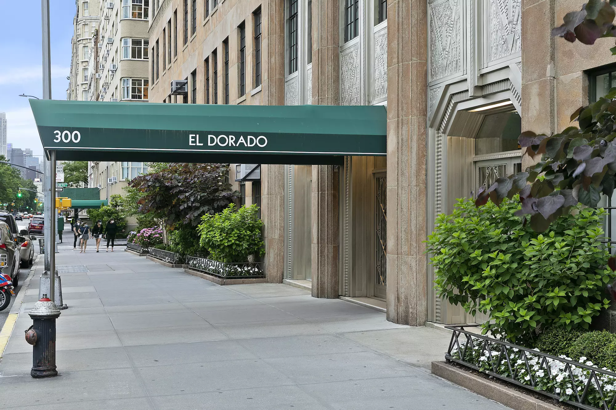 Apartemen El Dorado dari kolektor seni terkenal dan 'Beastie mom' Hester Diamond meminta $19.5M 11_16