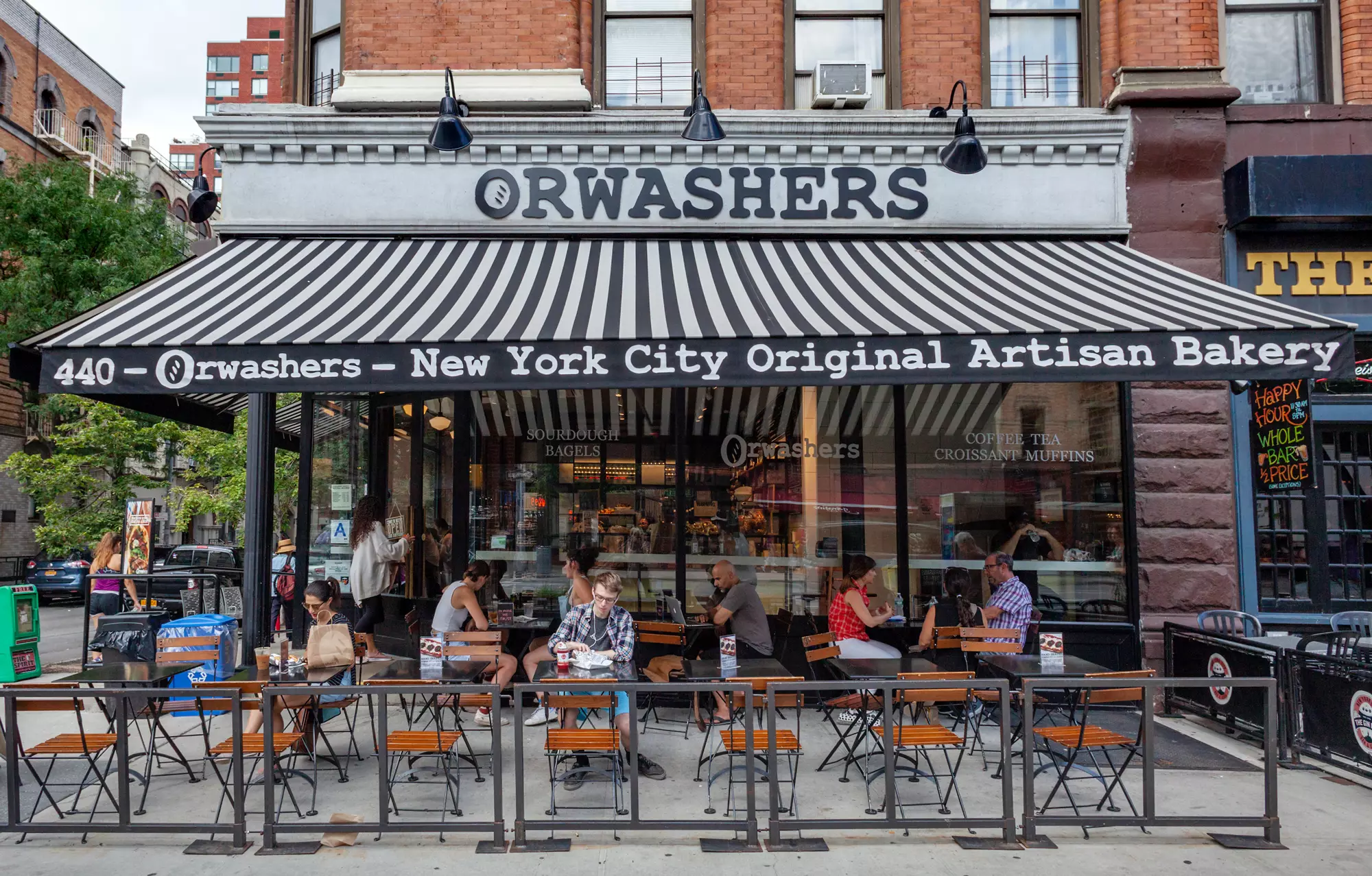 102 سال پراڻي Orwasher's Bakery NYC جي نوسٽلجيا کي محفوظ ڪري رهي آهي جڏهن ته وقت سان مطابقت رکي ٿي 12325_2