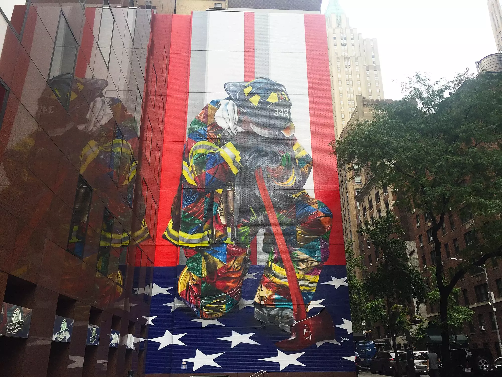 Muralja e New Midtown nderon zjarrfikësin e 11 shtatorit 12341_1