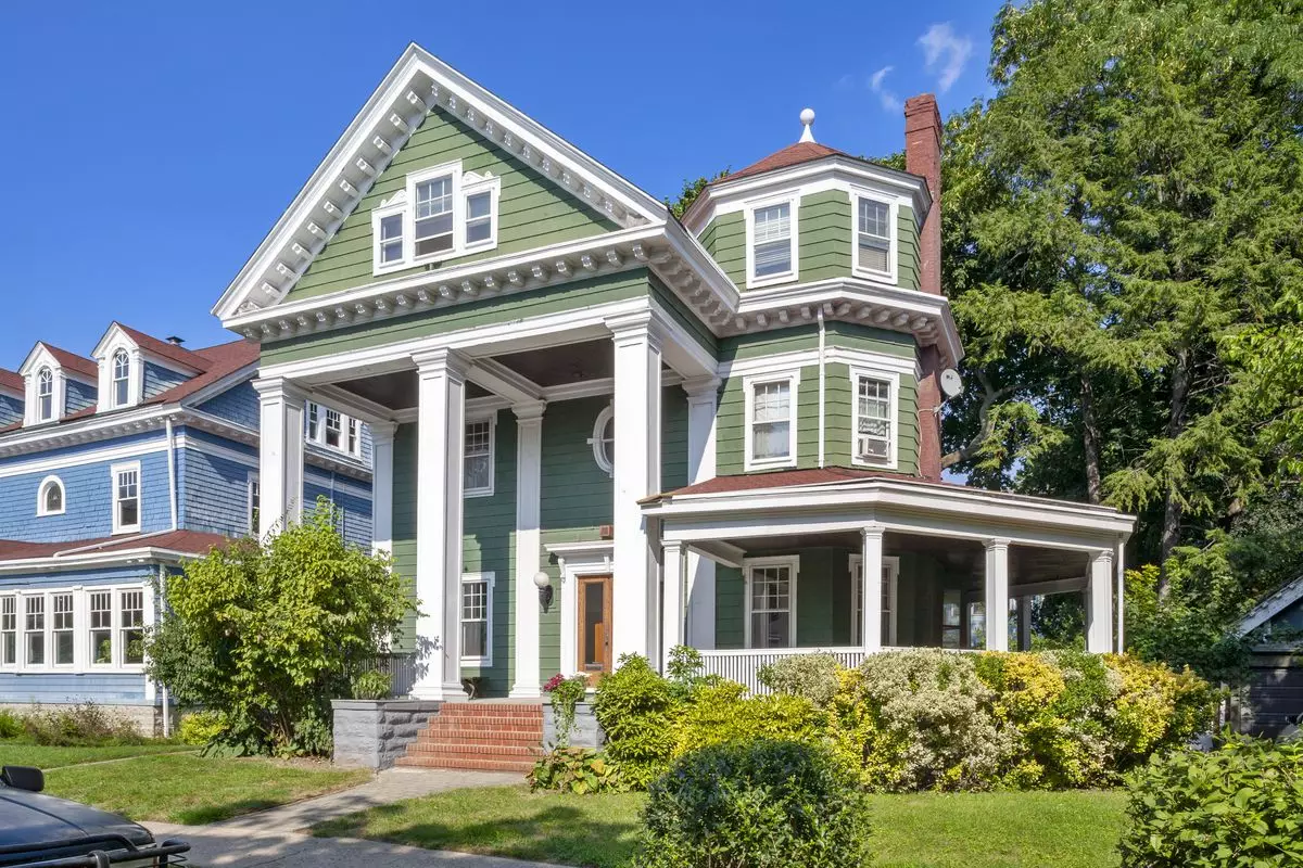 Dieses 2,4 Millionen Dollar teure Haus im Prospect Park South ist eine viktorianische Fantasie aus Kolonnaden, Türmchen und einer Veranda 12405_1
