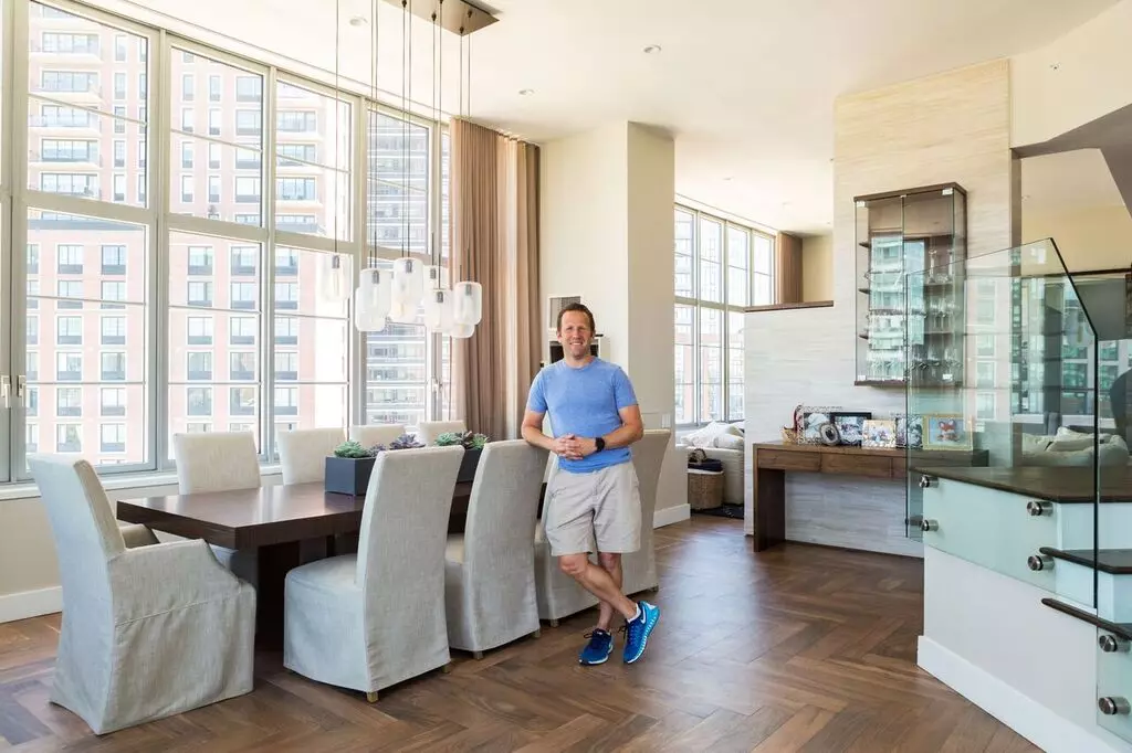 5,400sqft'im: Babam ve finans uzmanı Stephen Fox'un genişleyen Long Island City apartmanının içinde 12552_1