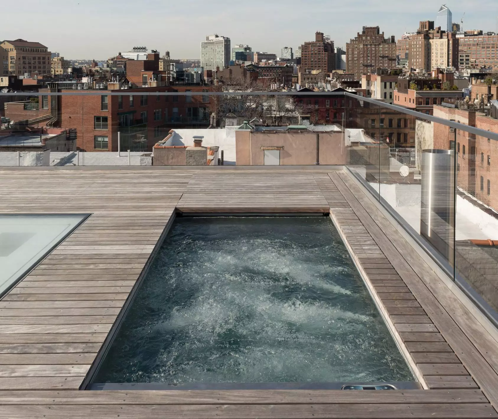 TBD Design Studio memberikan perombakan total pada penthouse West Village ini–dan kolam renang pribadi di puncak gedung 12577_1