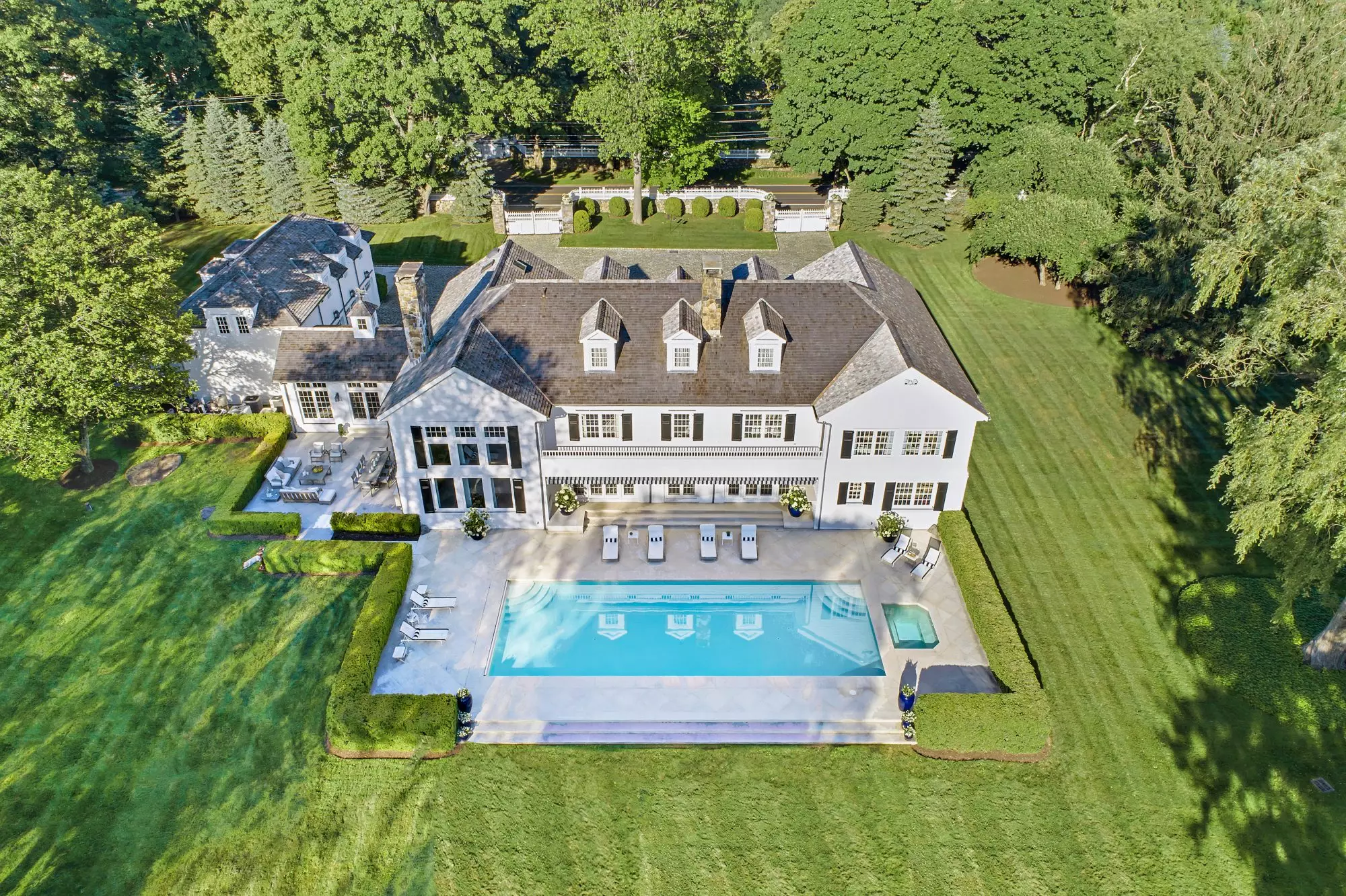 Il-mansion ta' Tommy Hilfiger, li kien famuż fir-realtà tat-televiżjoni, fil-Connecticut, jelenka għal $6.75M 12867_1