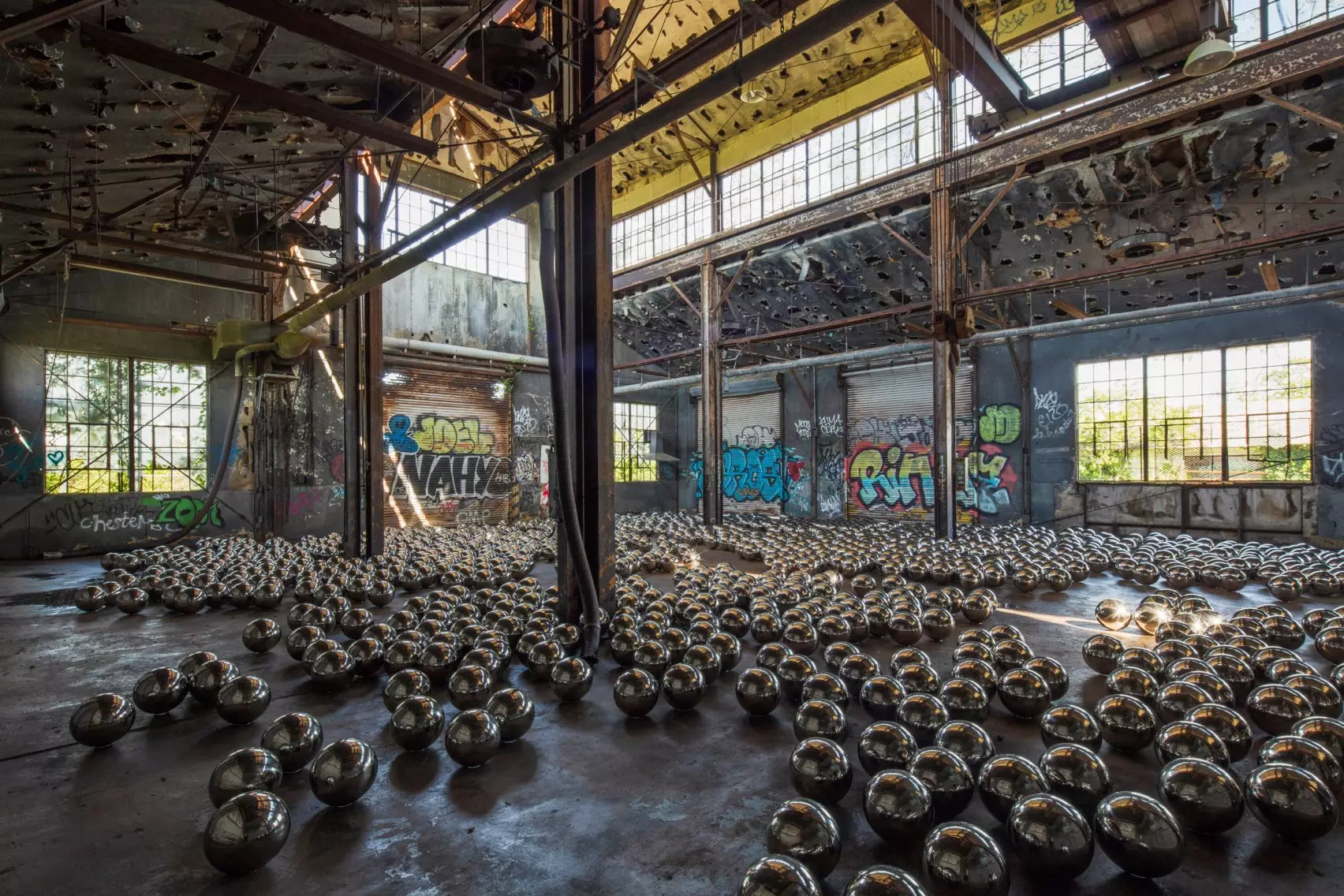 Sehen Sie sich die Installation des Künstlers Yayoi Kusama in einer verlassenen Garage in Rockaway an 12919_1