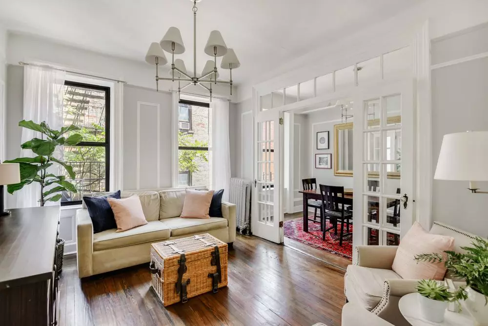 Om $ 740K te freegjen, hat dizze grutte, ljochte Morningside Heights co-op karakter, mar koe in oare badkeamer brûke 12970_1