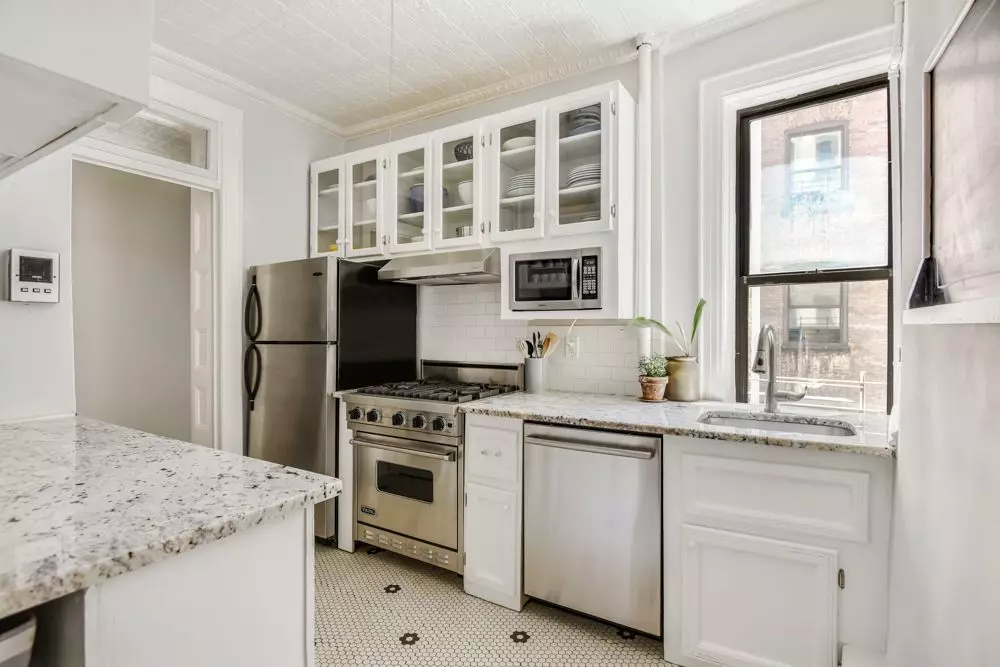 Om $ 740K te freegjen, hat dizze grutte, ljochte Morningside Heights co-op karakter, mar koe in oare badkeamer brûke 12970_3